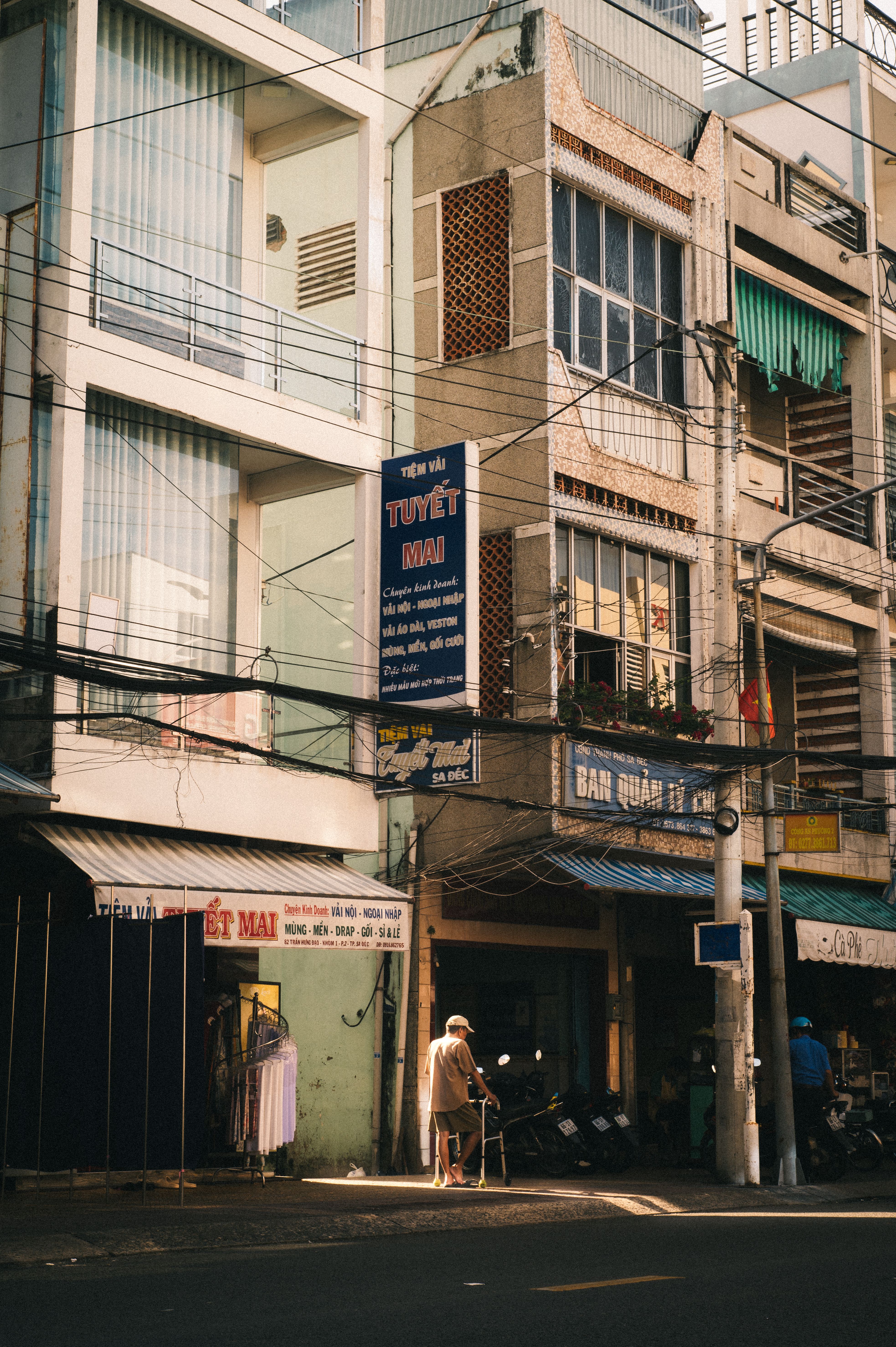 Rainy Day Street Scene in Urban Japan · Free Stock Photo
