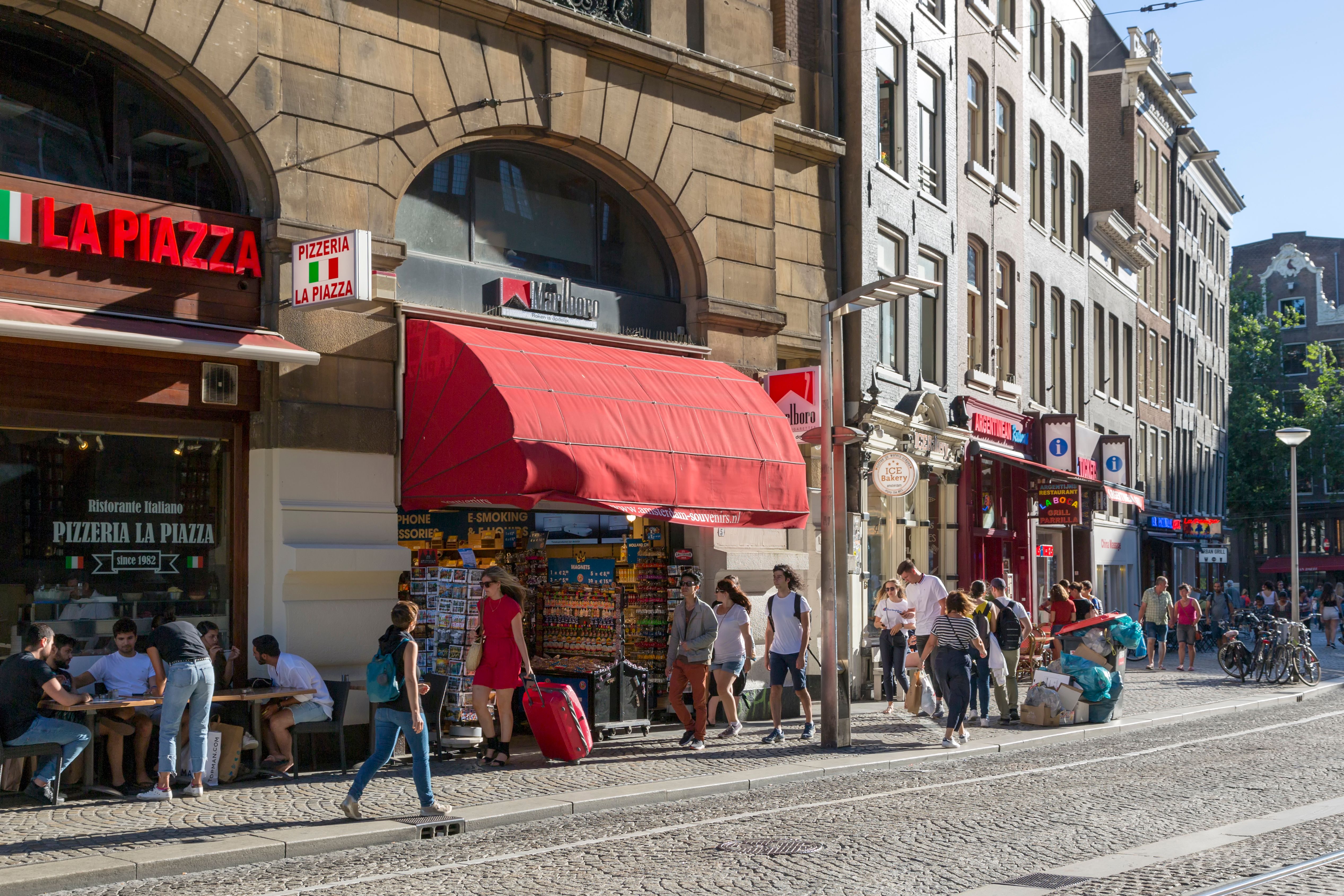 Bustling Street Scene with Italian Restaurant · Free Stock Photo