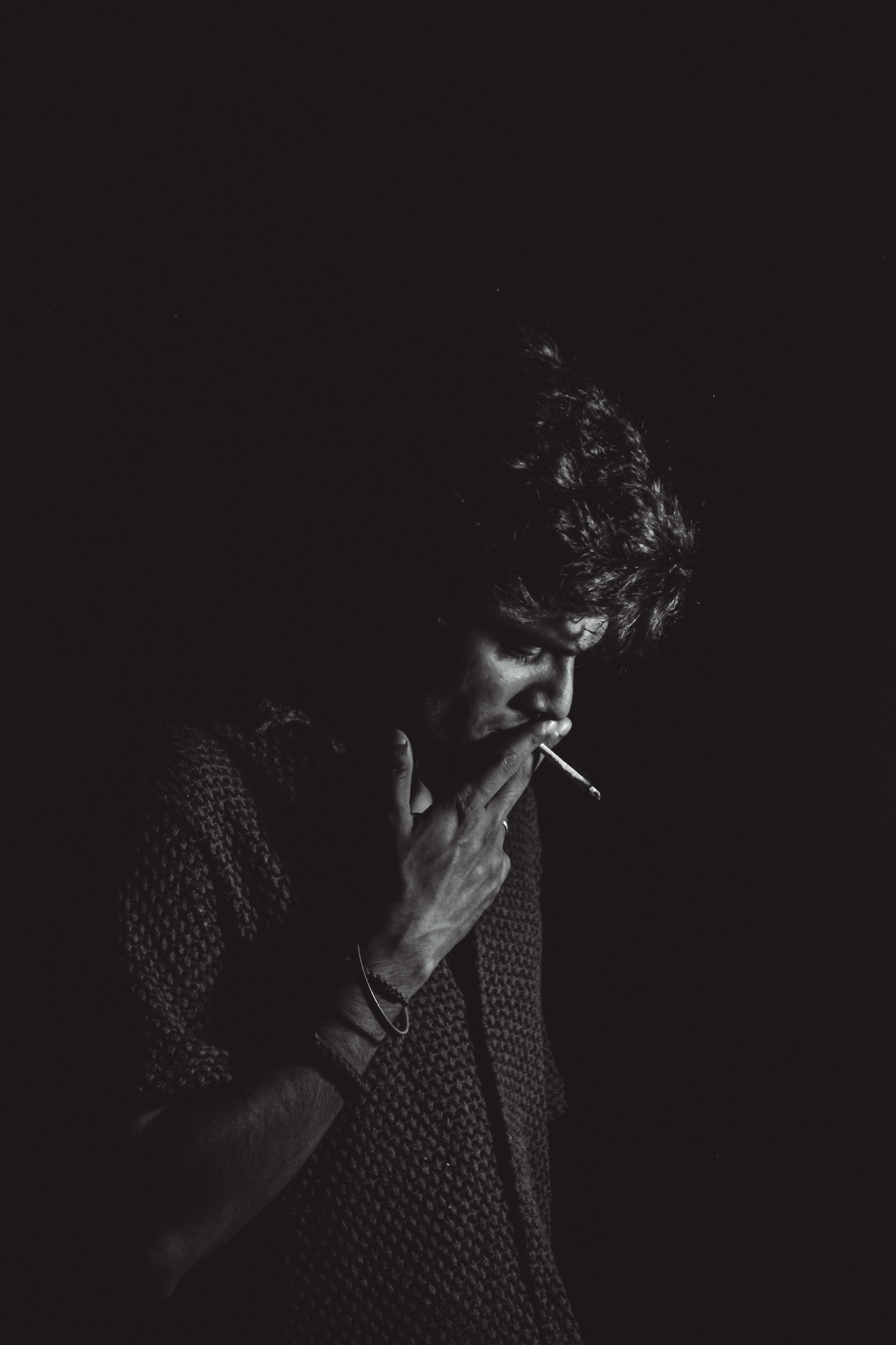 7.066+ Fotos y Imágenes de Persona fumando Gratis · Banco de Fotos Gratis