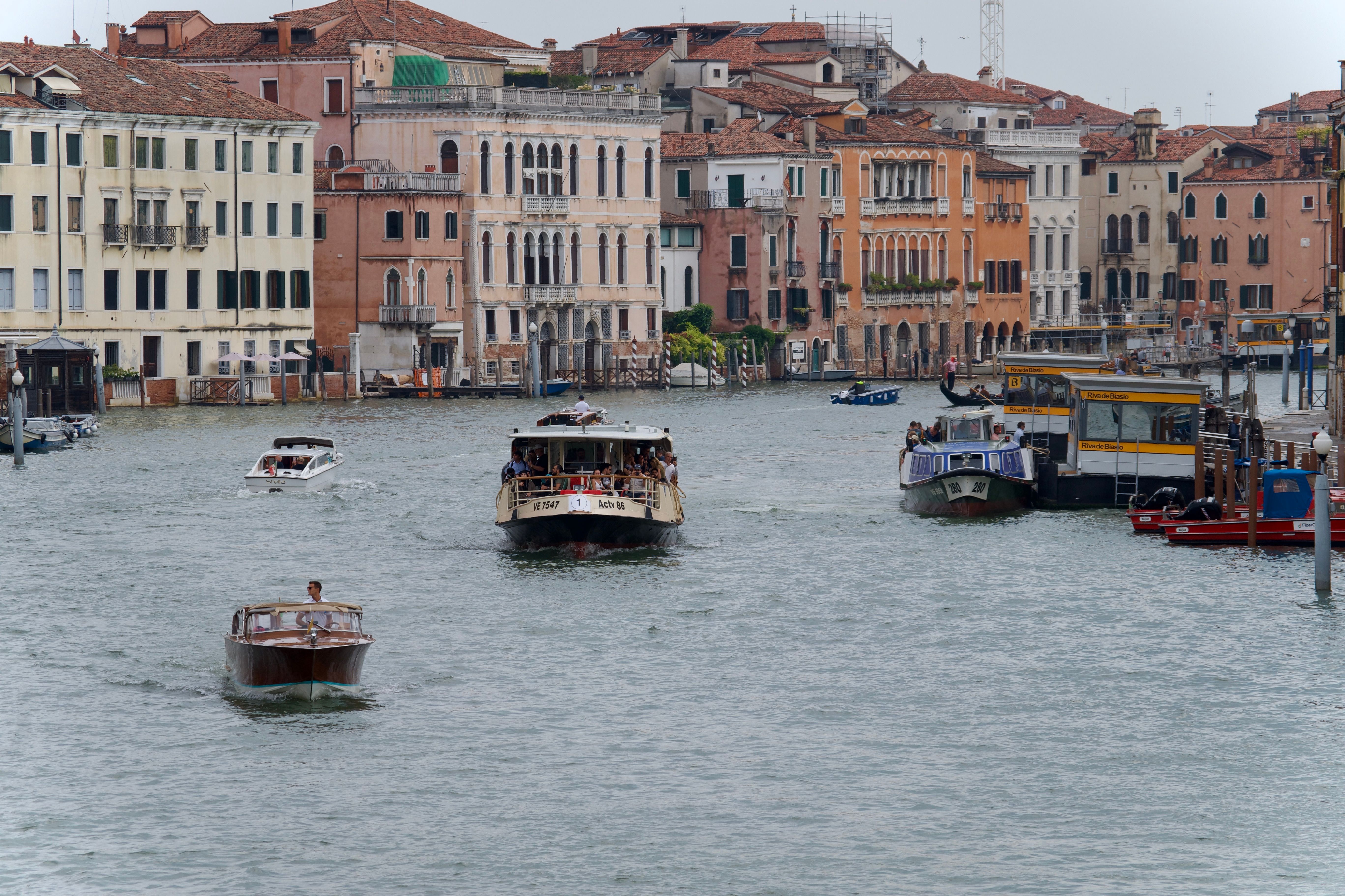 Venice Grand Canal with Boats and Historic Architecture · Free Stock Photo