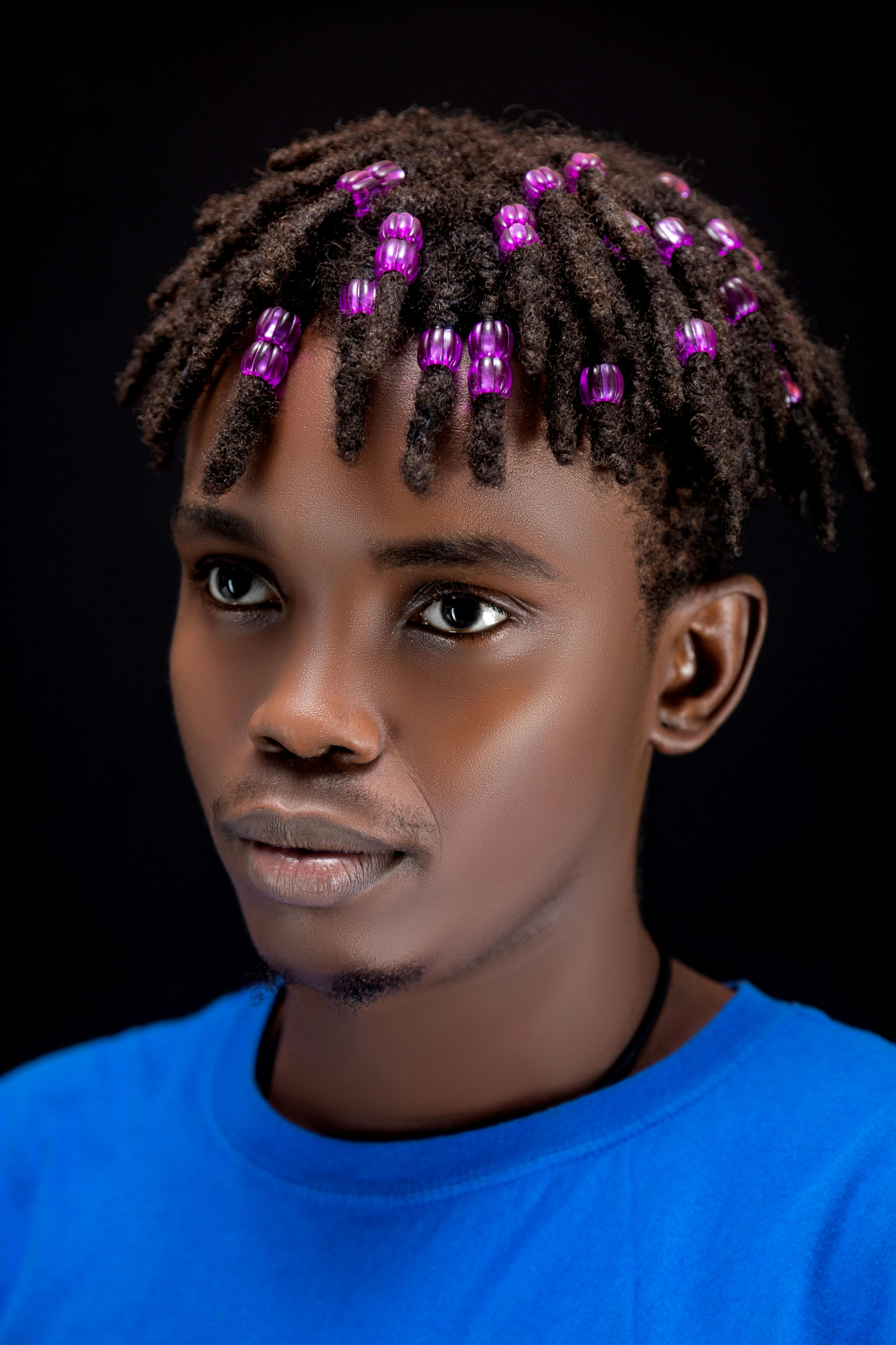 Potret Pria Muda Dengan Rambut Gimbal Bermanik · Foto Stok Gratis