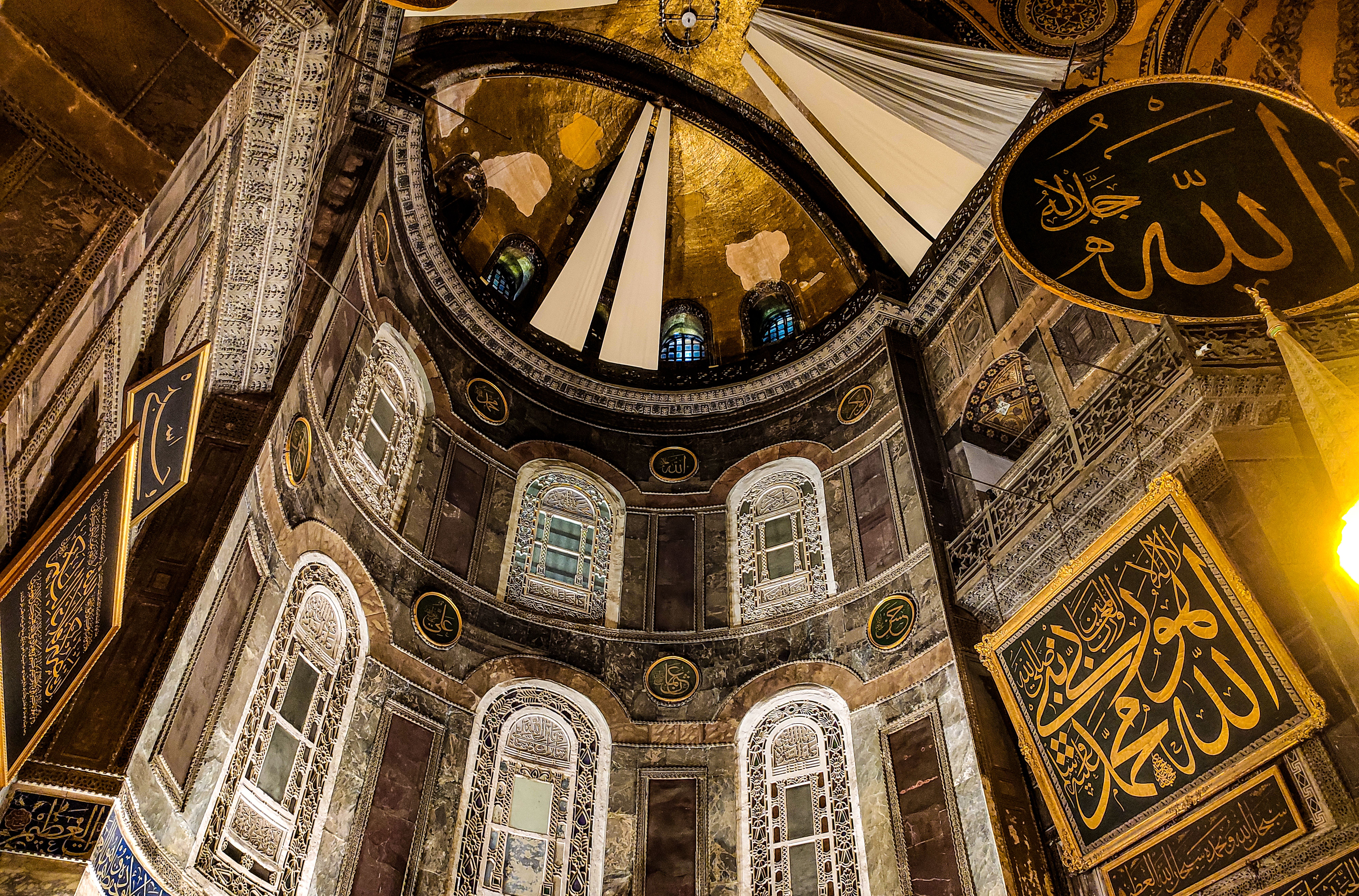 Intricate Interior of Historic Islamic Architecture · Free Stock Photo