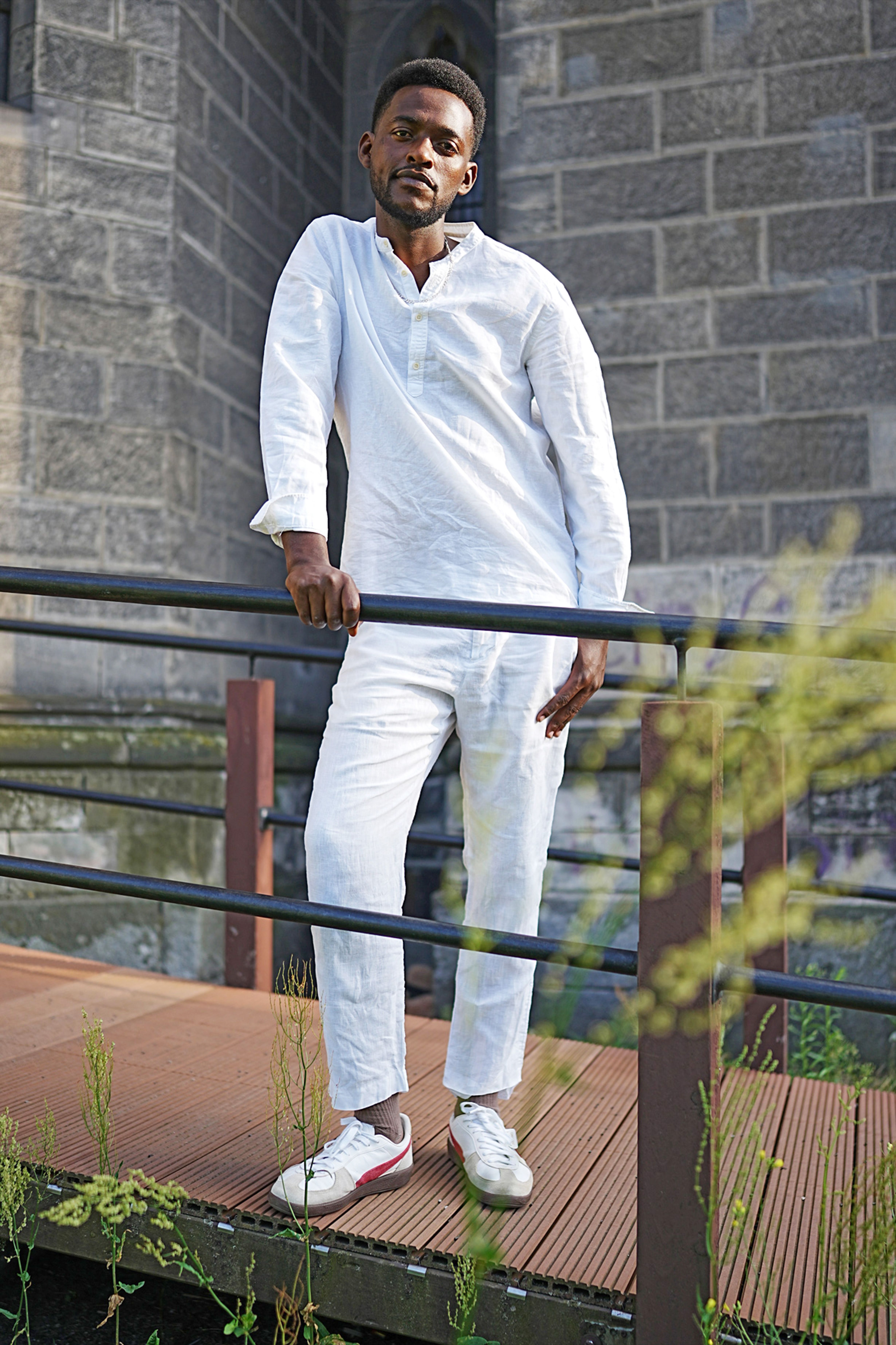 Homem Estiloso Em Traje Branco Posando Ao Ar Livre · Foto profissional ...