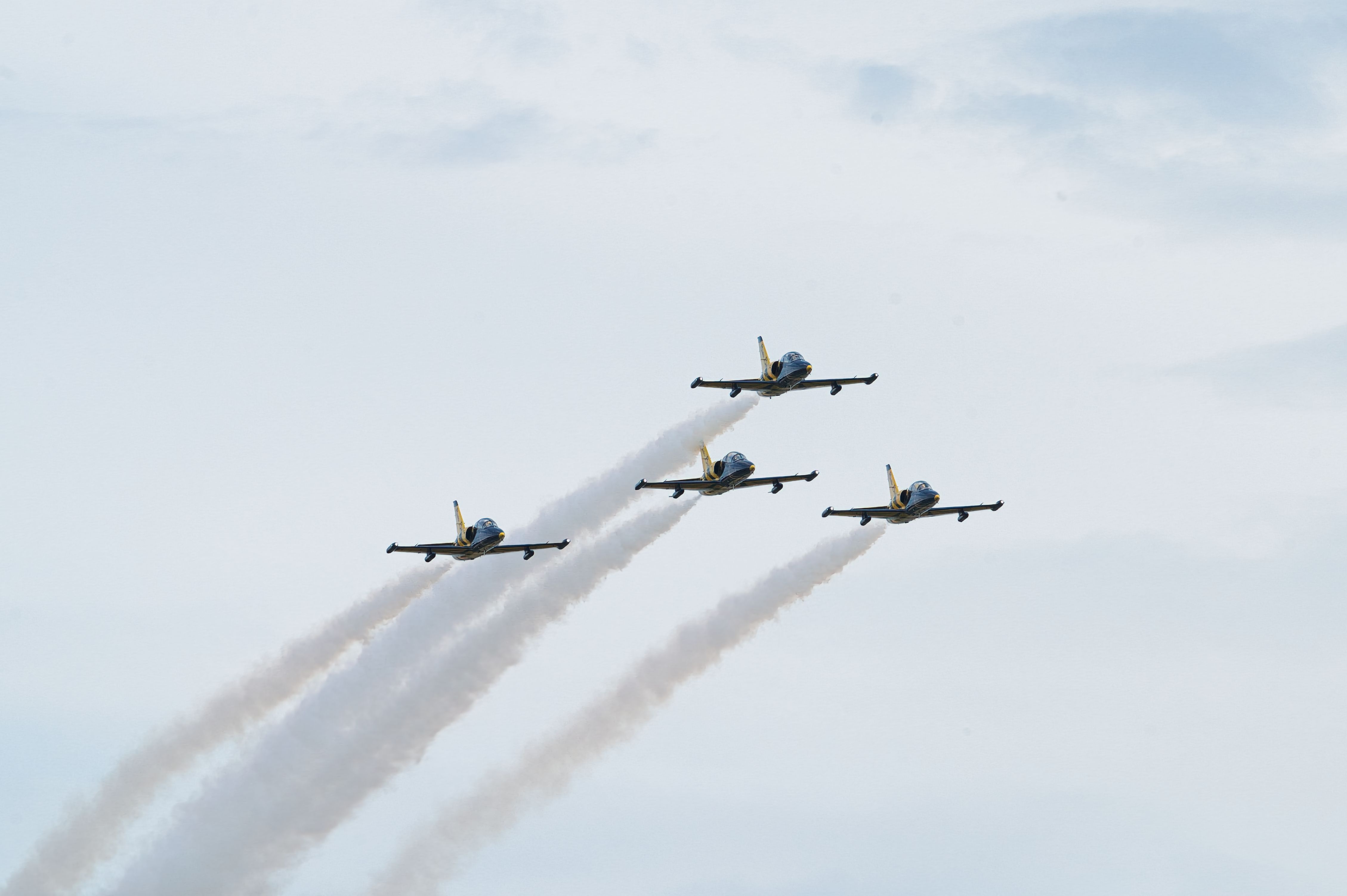 Aerobatic Team Formation in Clear Sky · Free Stock Photo