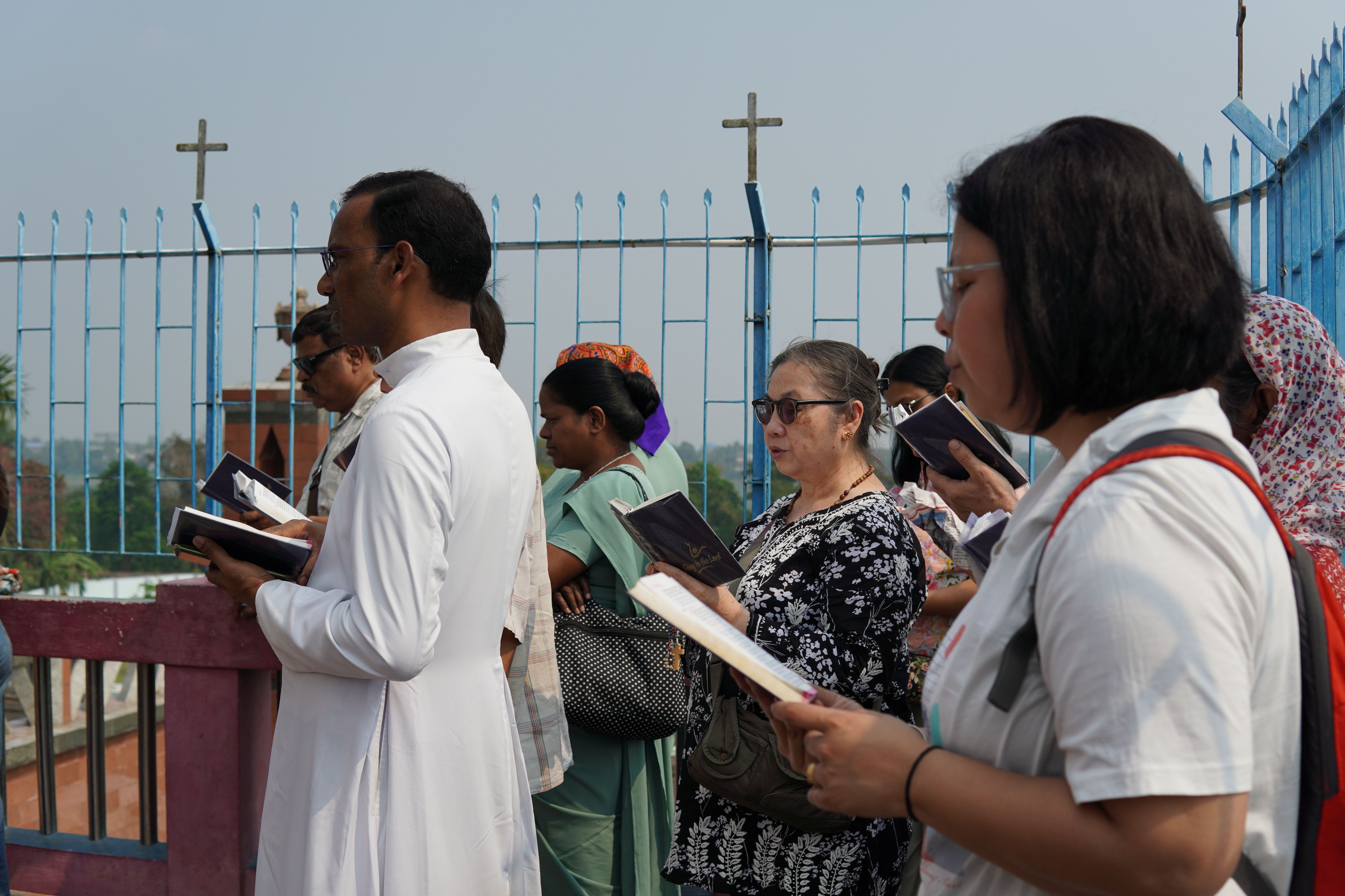 Group Praying Outdoors in Chinsurah, India · Free Stock Photo