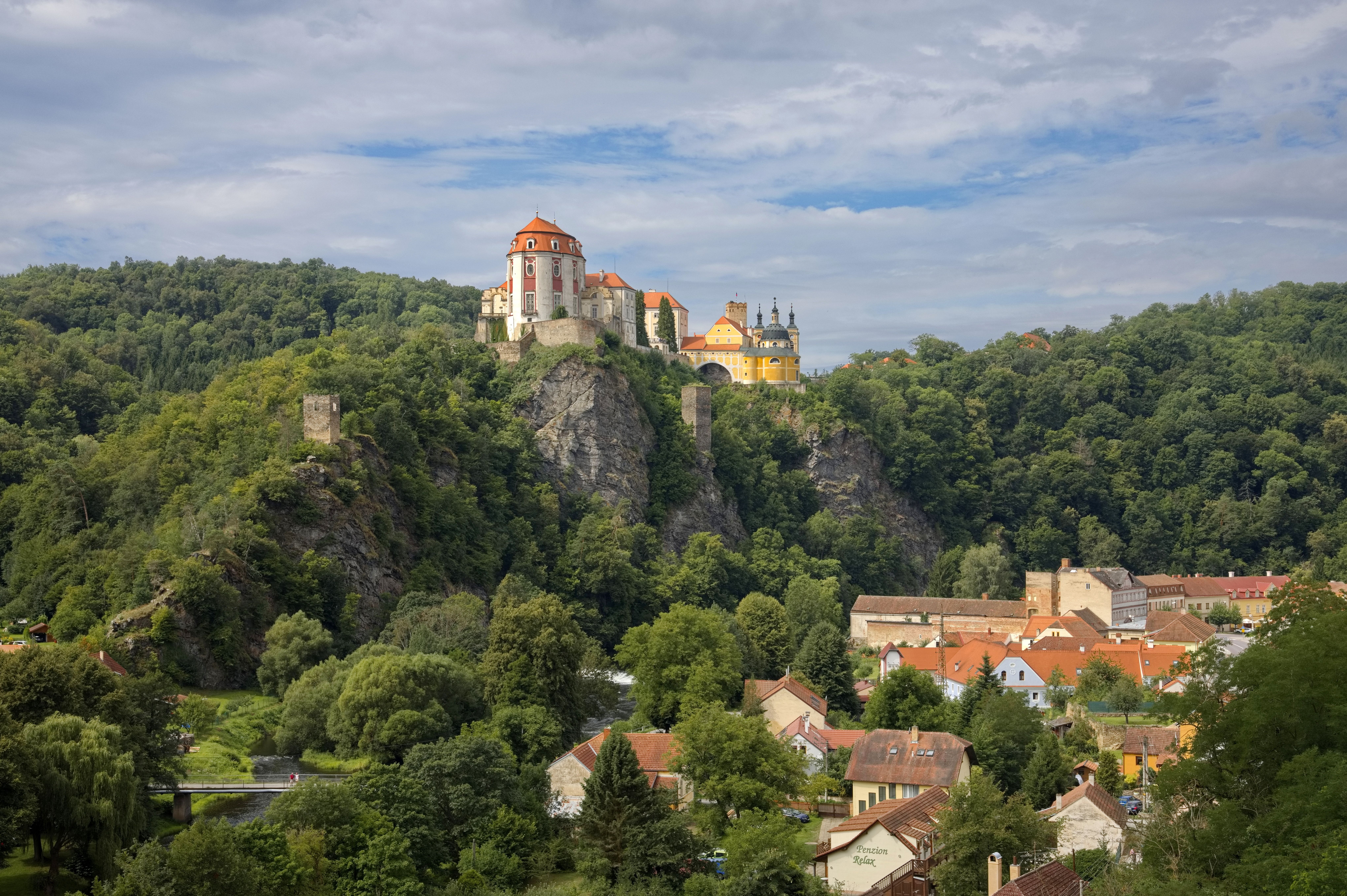 Gray and White Castle Built Near a Cliff · Free Stock Photo