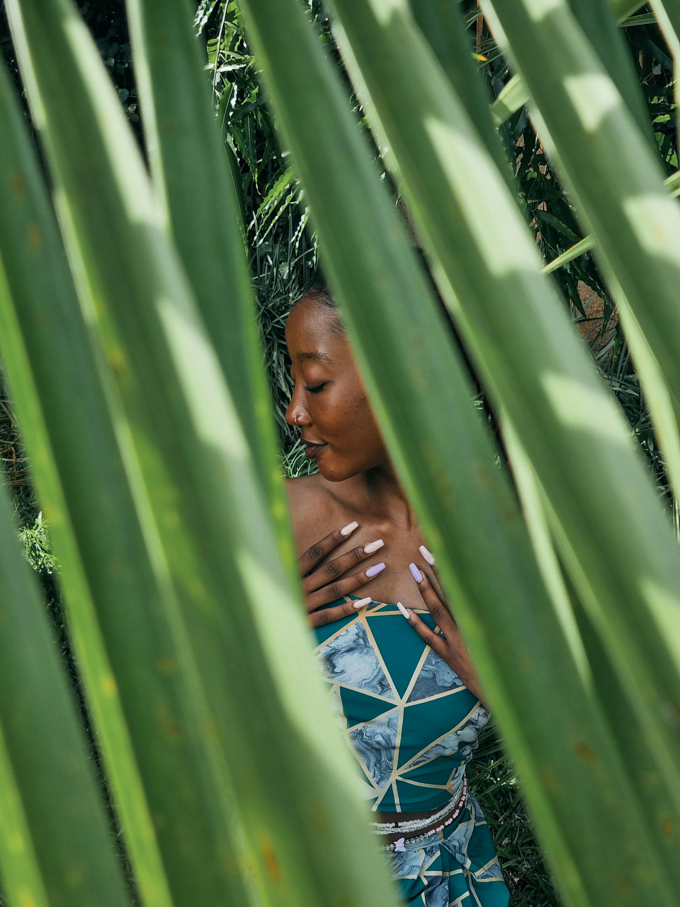 Modische Frau Posiert Im Freien Unter Einer Palme · Kostenloses Stock-Foto