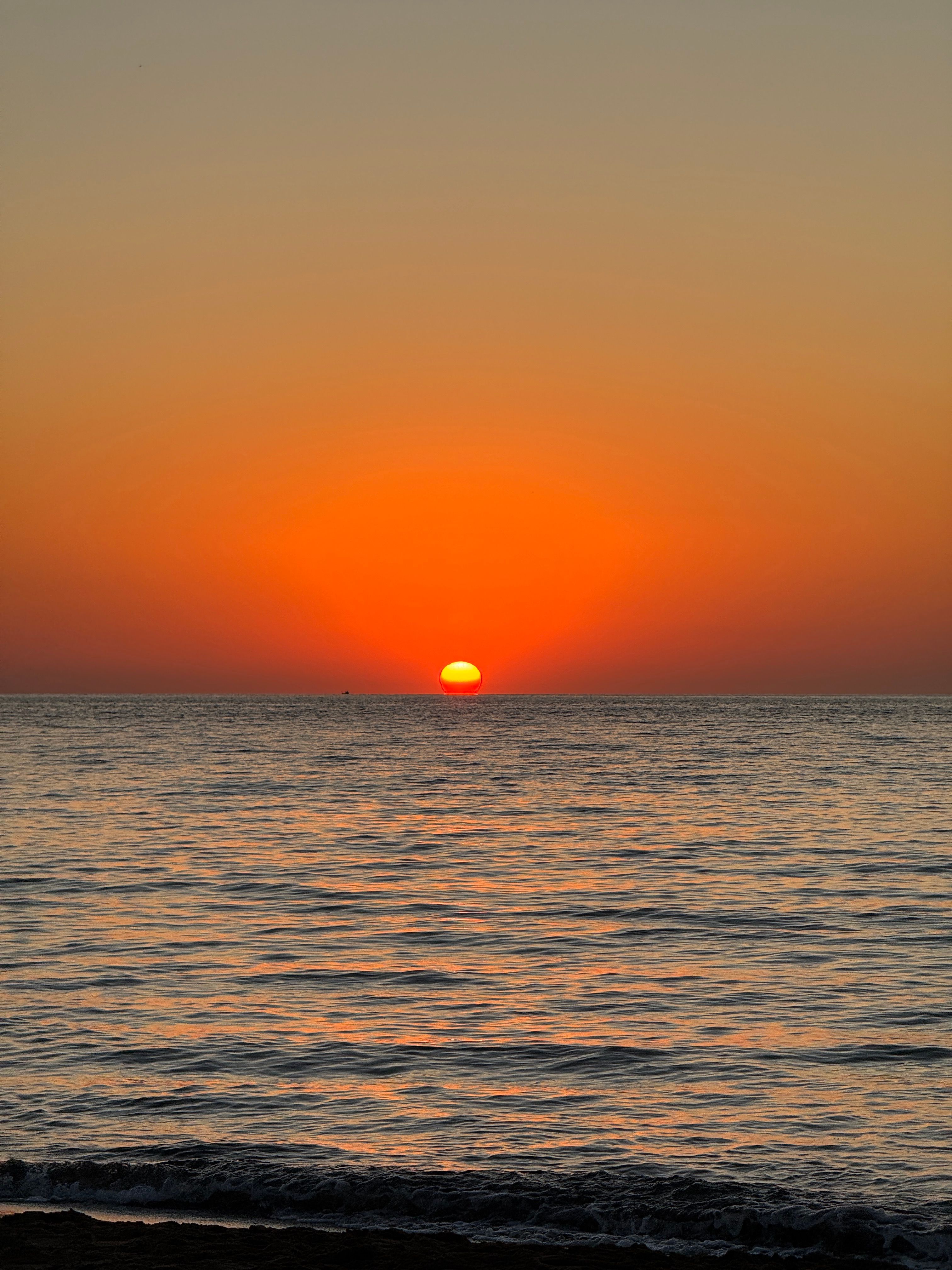 Red Sky over Sea at Sunset · Free Stock Photo