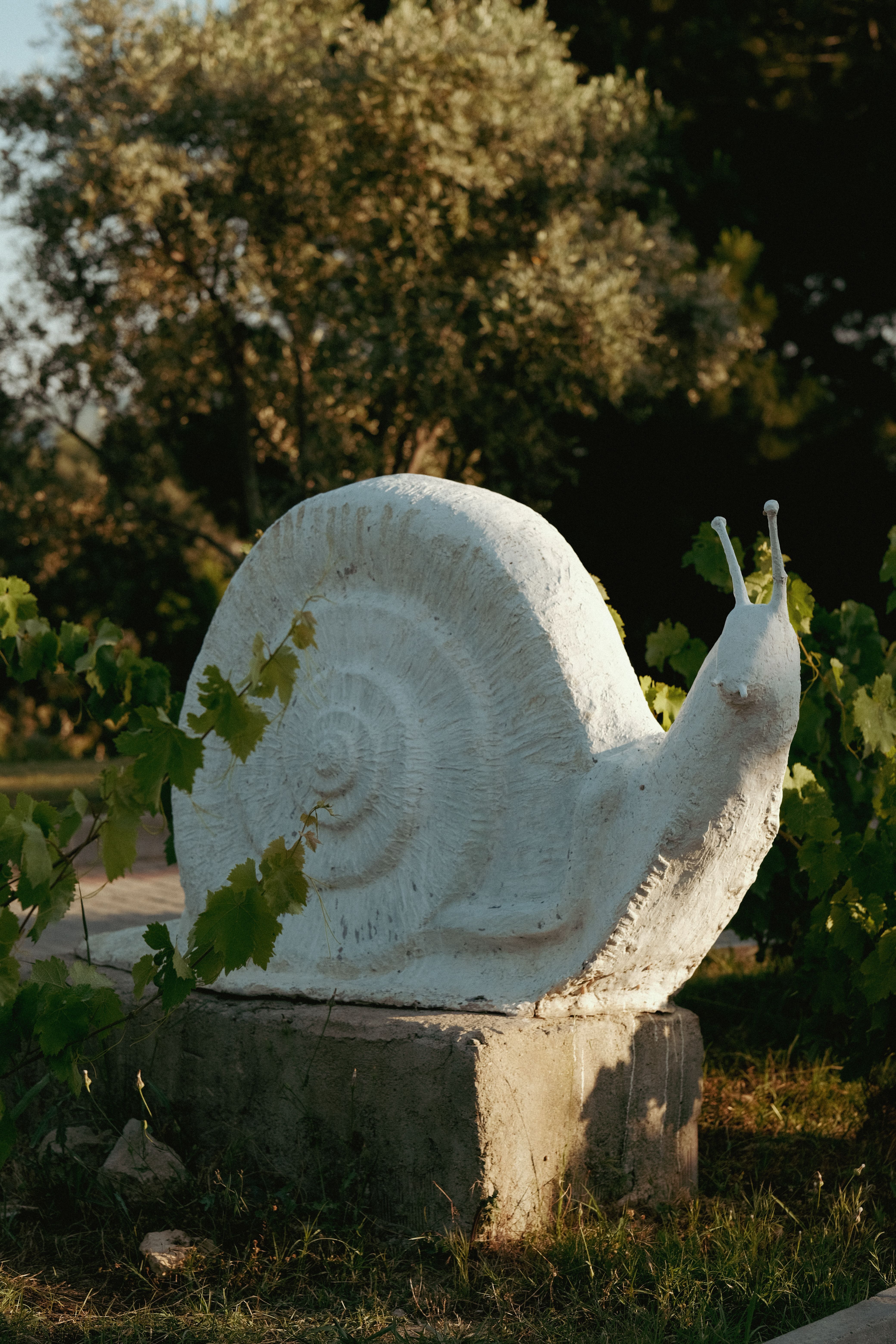 Gran Escultura De Caracol En Un Entorno De Viñedo · Foto de stock gratuita