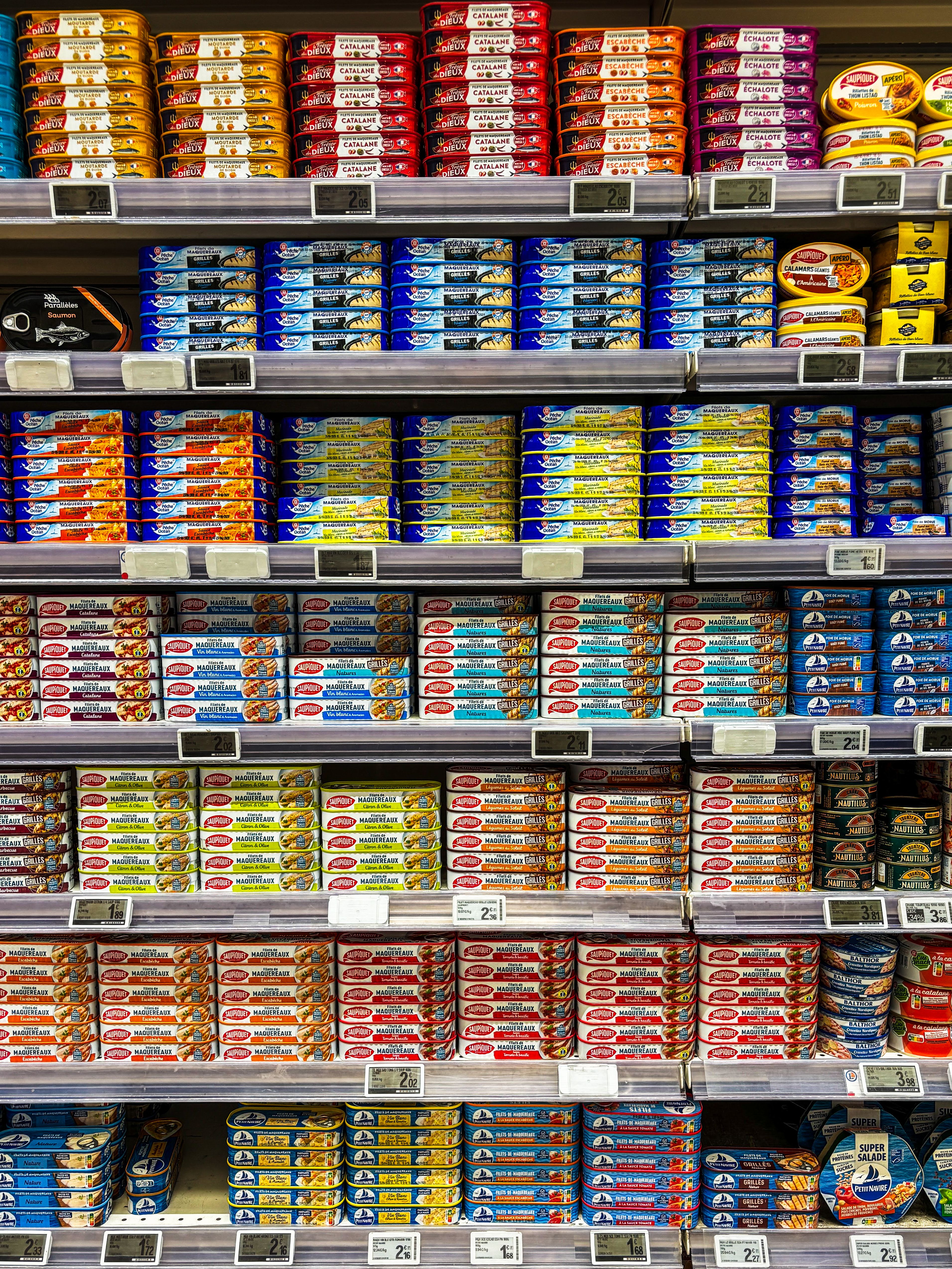Colorful Canned Goods Display in French Supermarket · Free Stock Photo