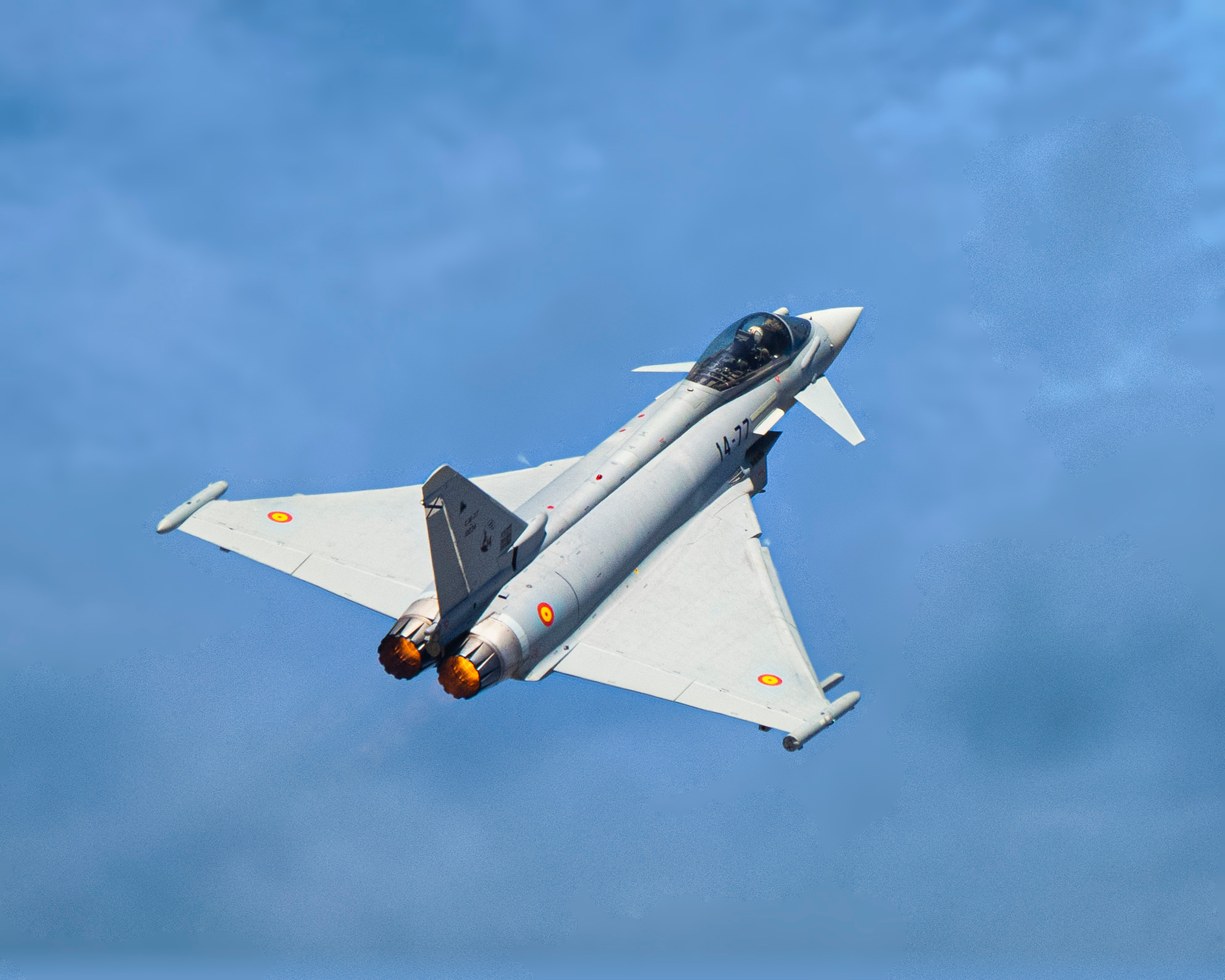 Eurofighter Typhoon Jet in Mid-Flight · Free Stock Photo