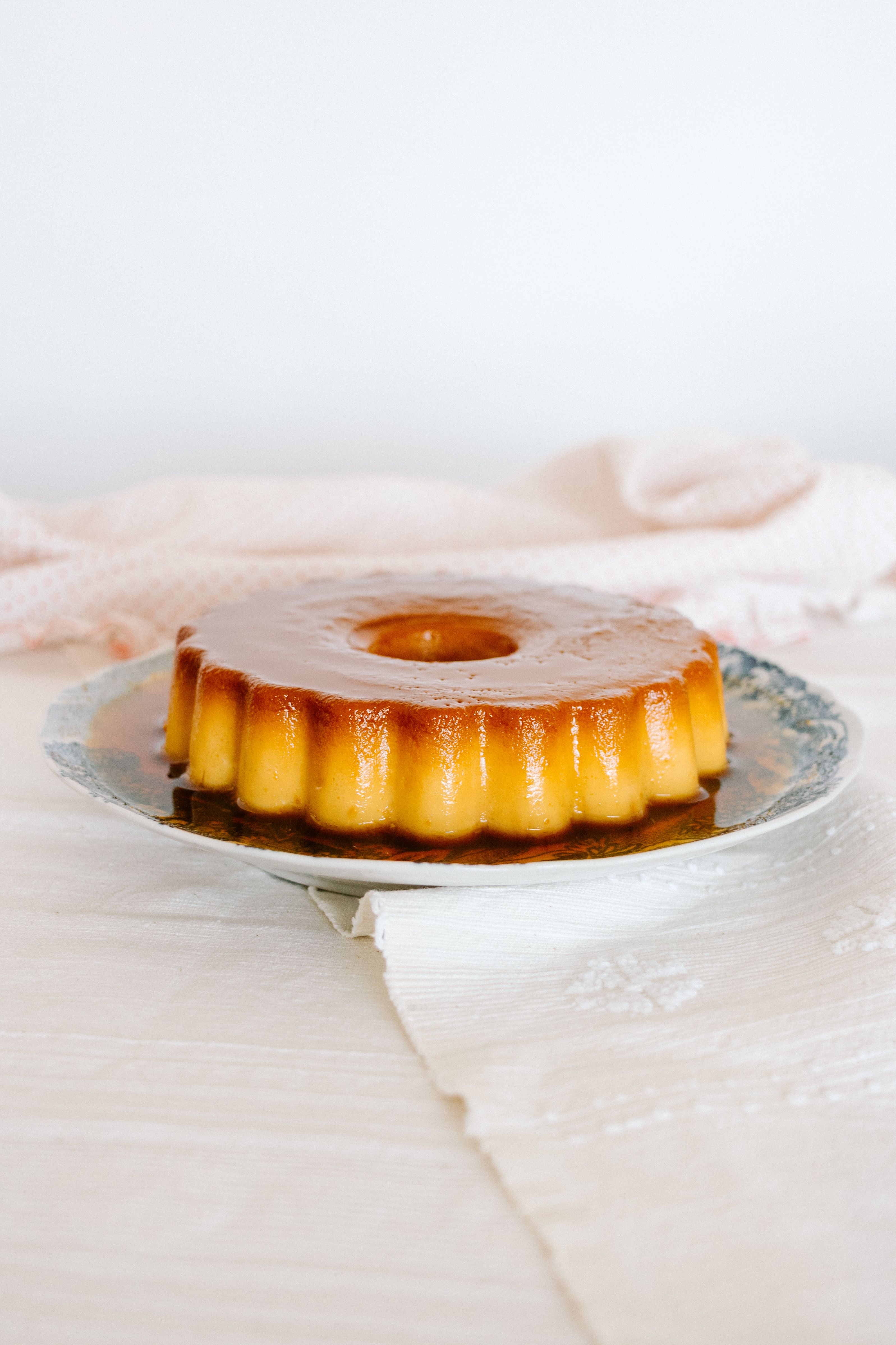 Delicioso Flan De Caramelo En Plato Rústico · Foto de stock gratuita