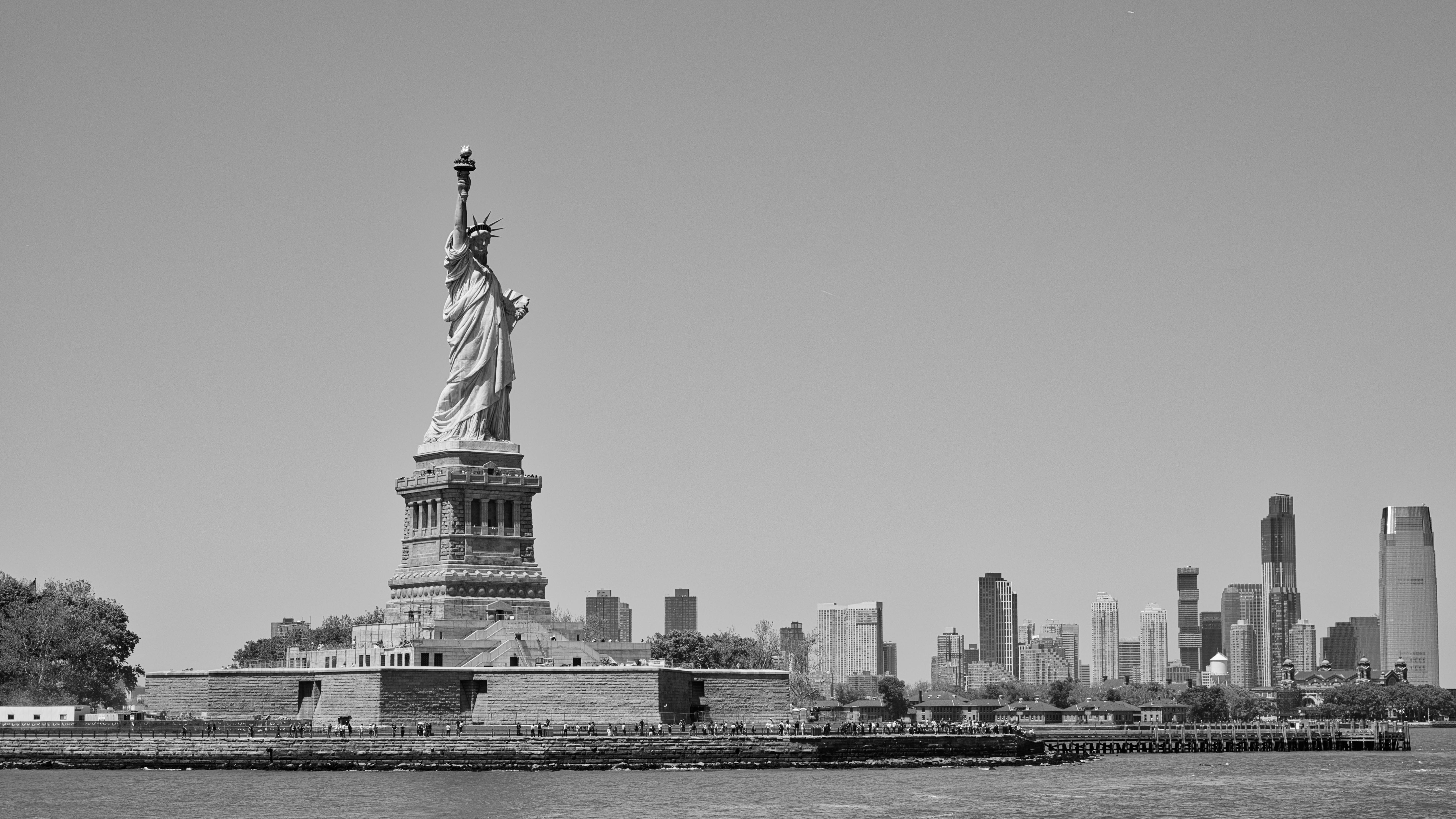 Statue De La Liberté Et Vue Sur Les Toits De New York · Photo gratuite