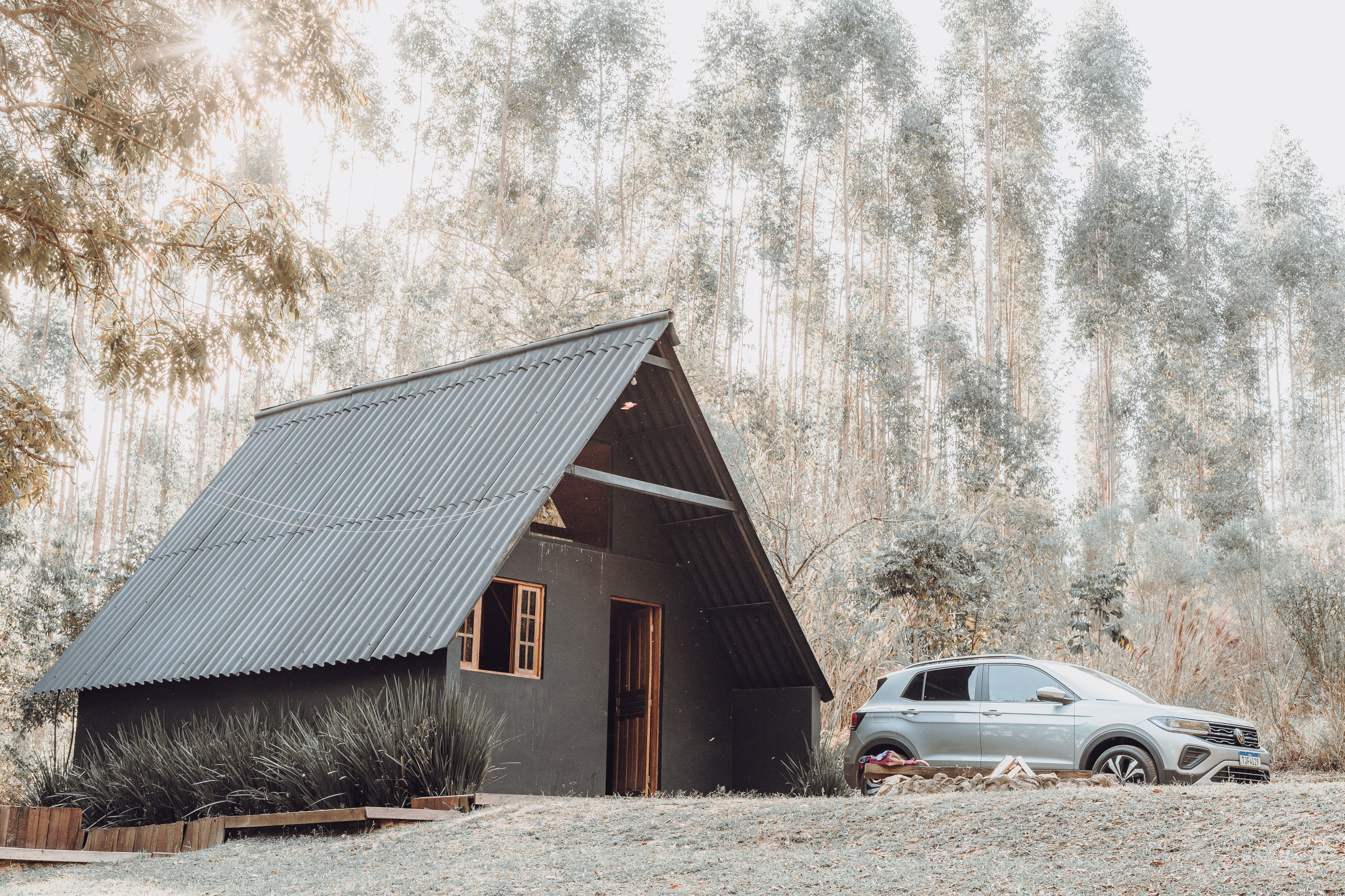 Charming Cabin in Woodland Setting with Car · Free Stock Photo