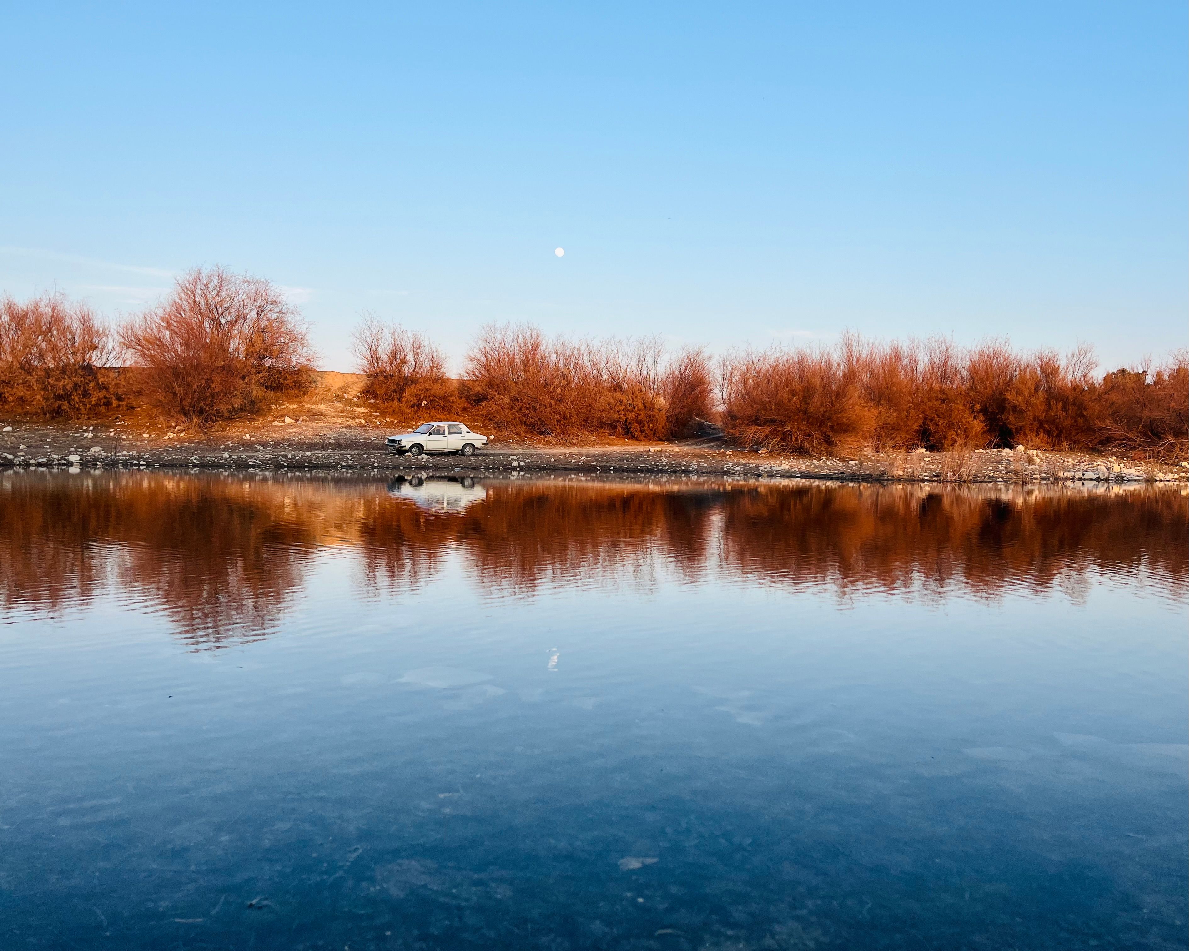 Idyllic Türkiye Landscape with Minaret Reflection · Free Stock Photo