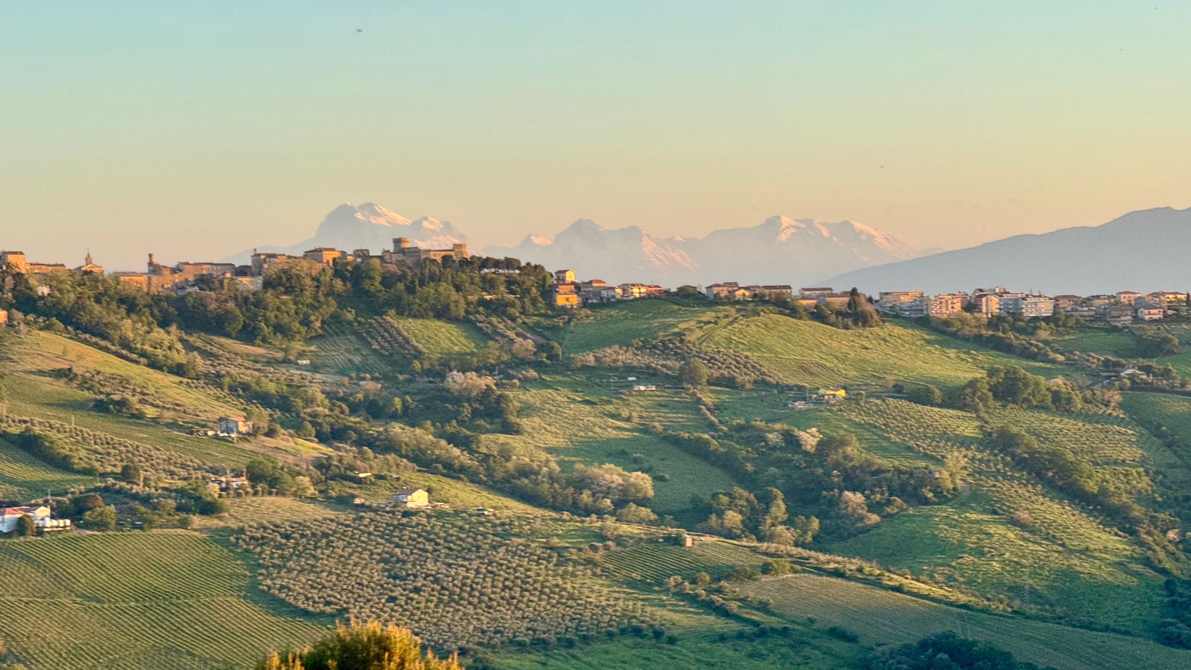 Charming Italian Countryside at Golden Hour · Free Stock Photo