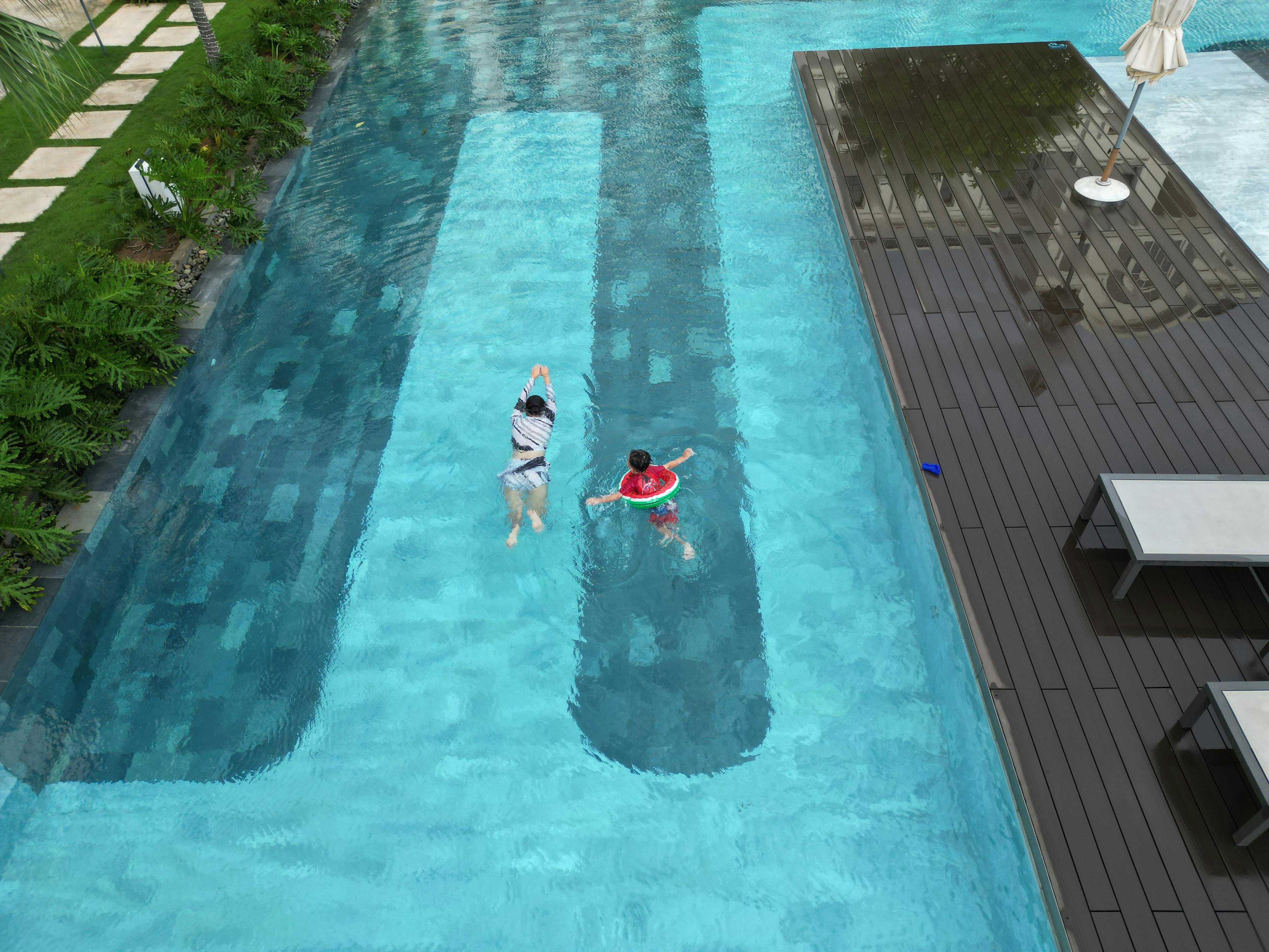 Children Playing In Swimming Pool Photos, Download The BEST Free ...