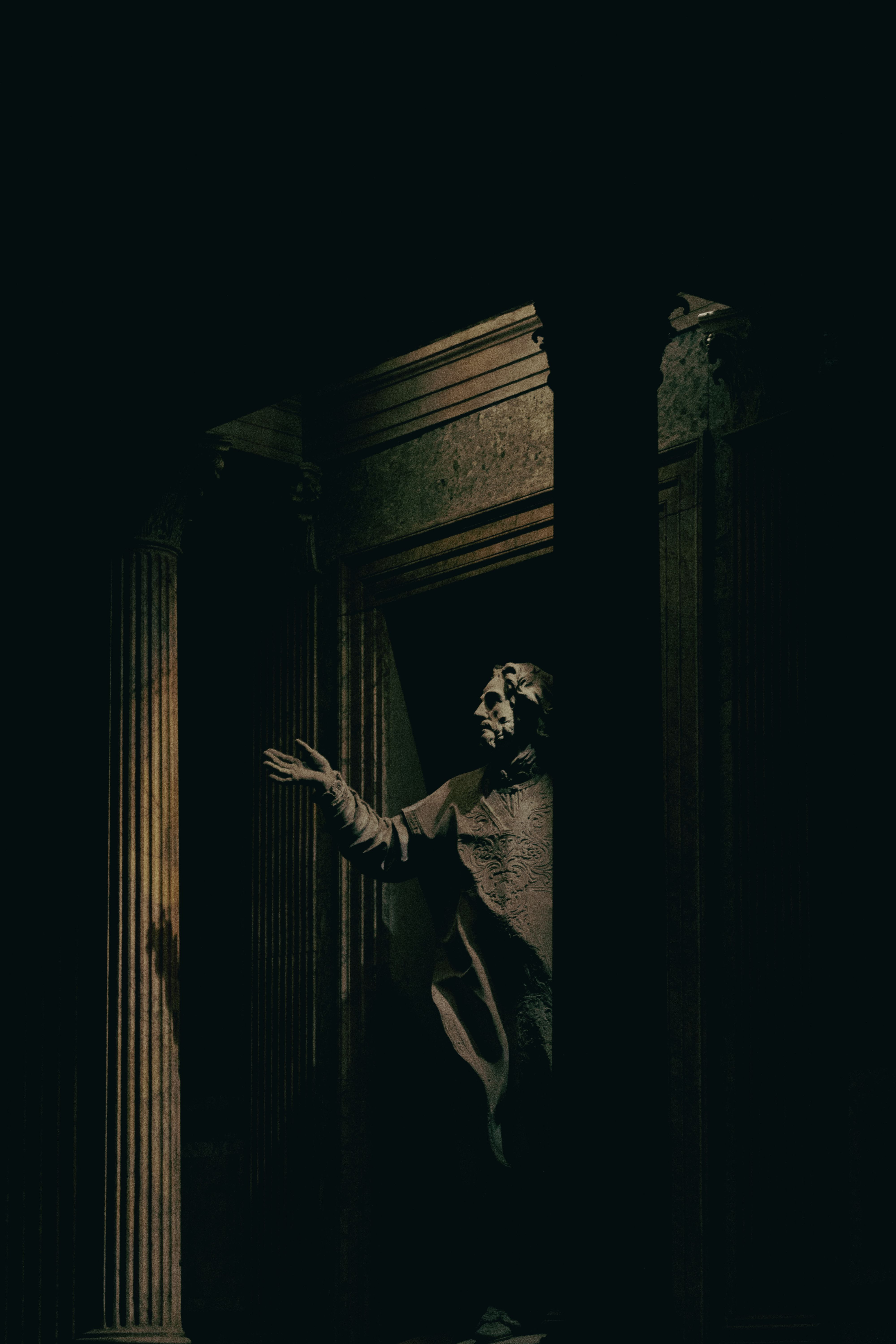 Ancient Roman Statue in Dramatic Lighting · Free Stock Photo