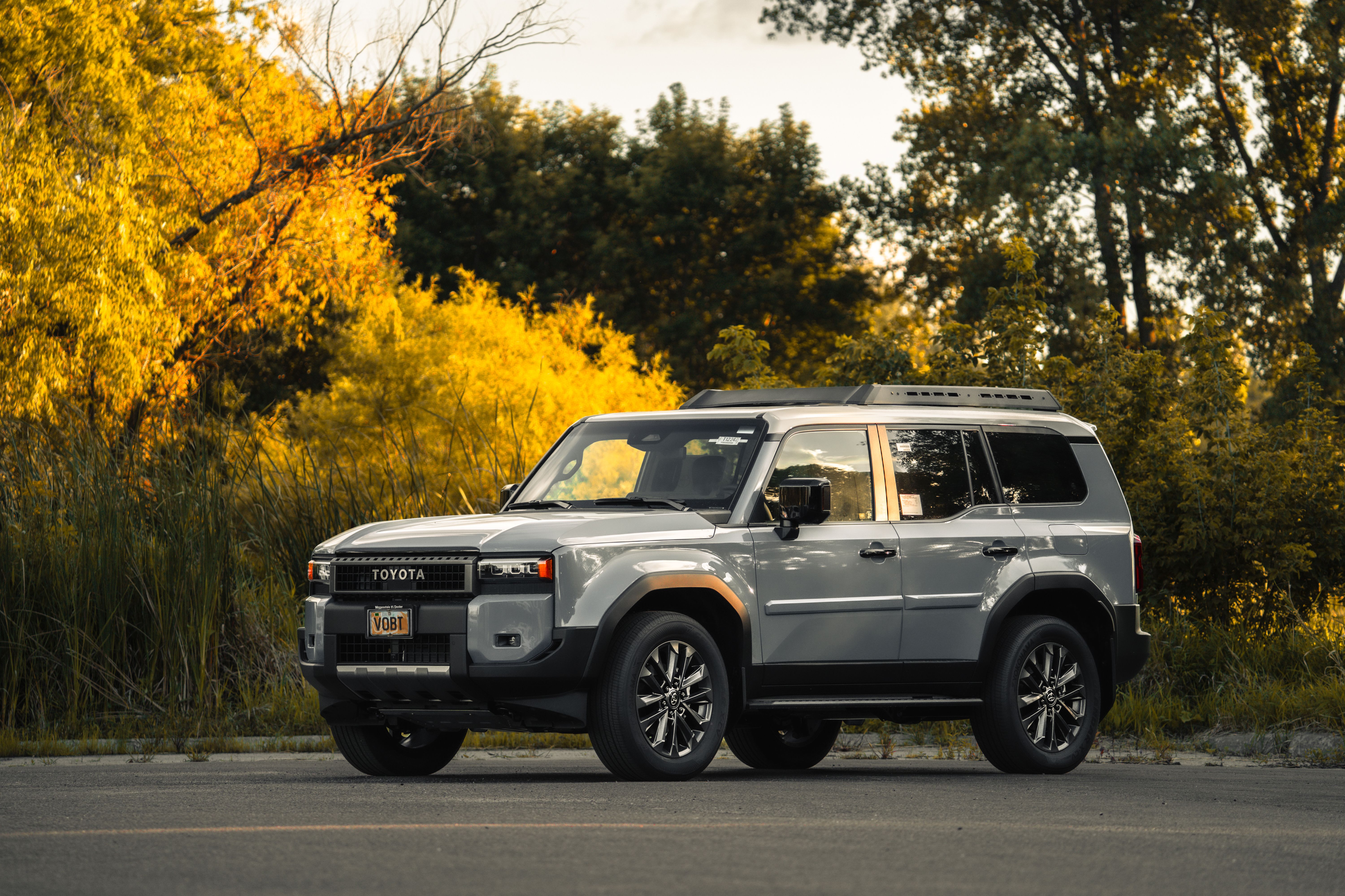 Silver SUV Parked in Scenic Autumn Landscape · Free Stock Photo