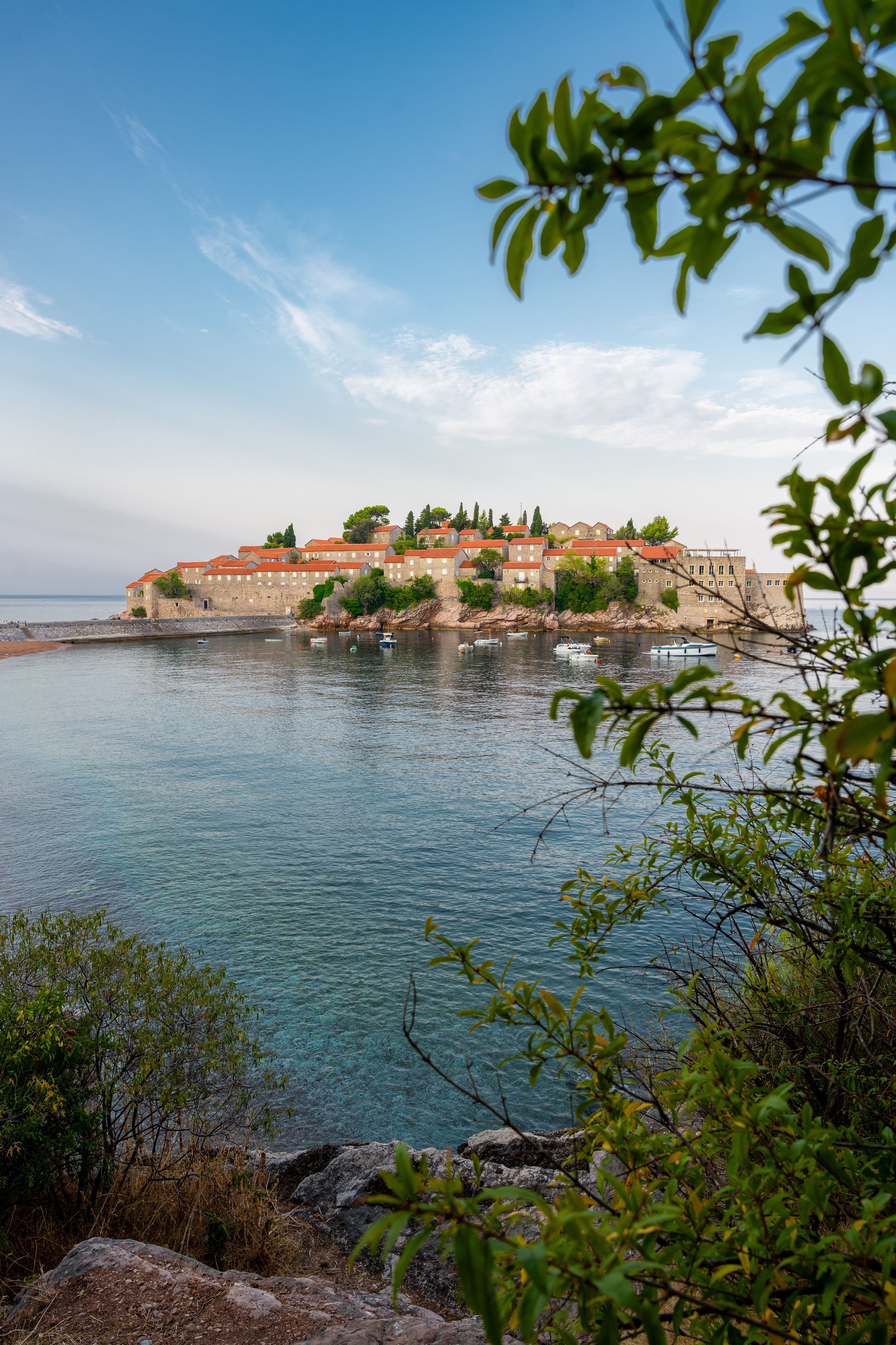 Vista Panorámica De La Isla De Sveti Stefan, Montenegro · Foto de stock ...