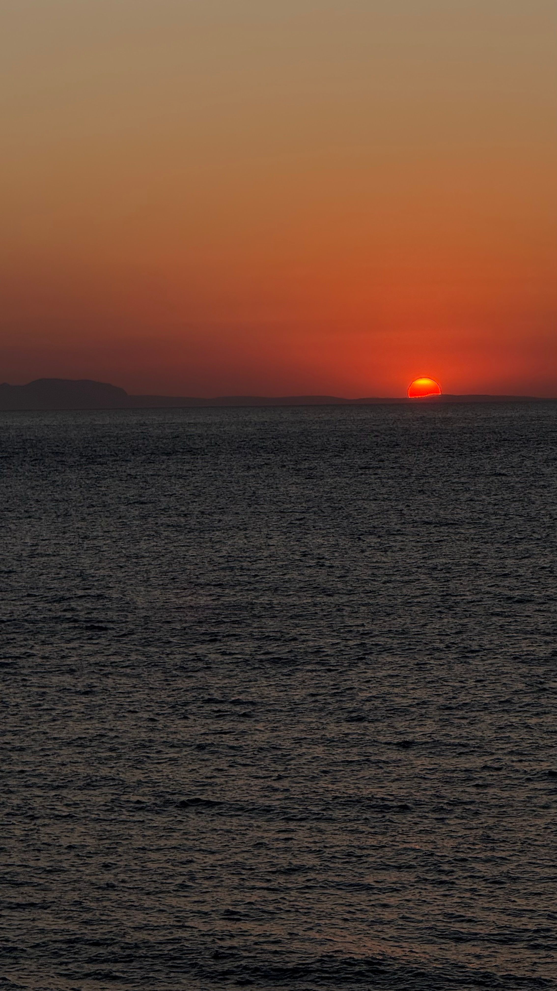 Tranquil Ocean Sunset with Deep Hues · Free Stock Photo