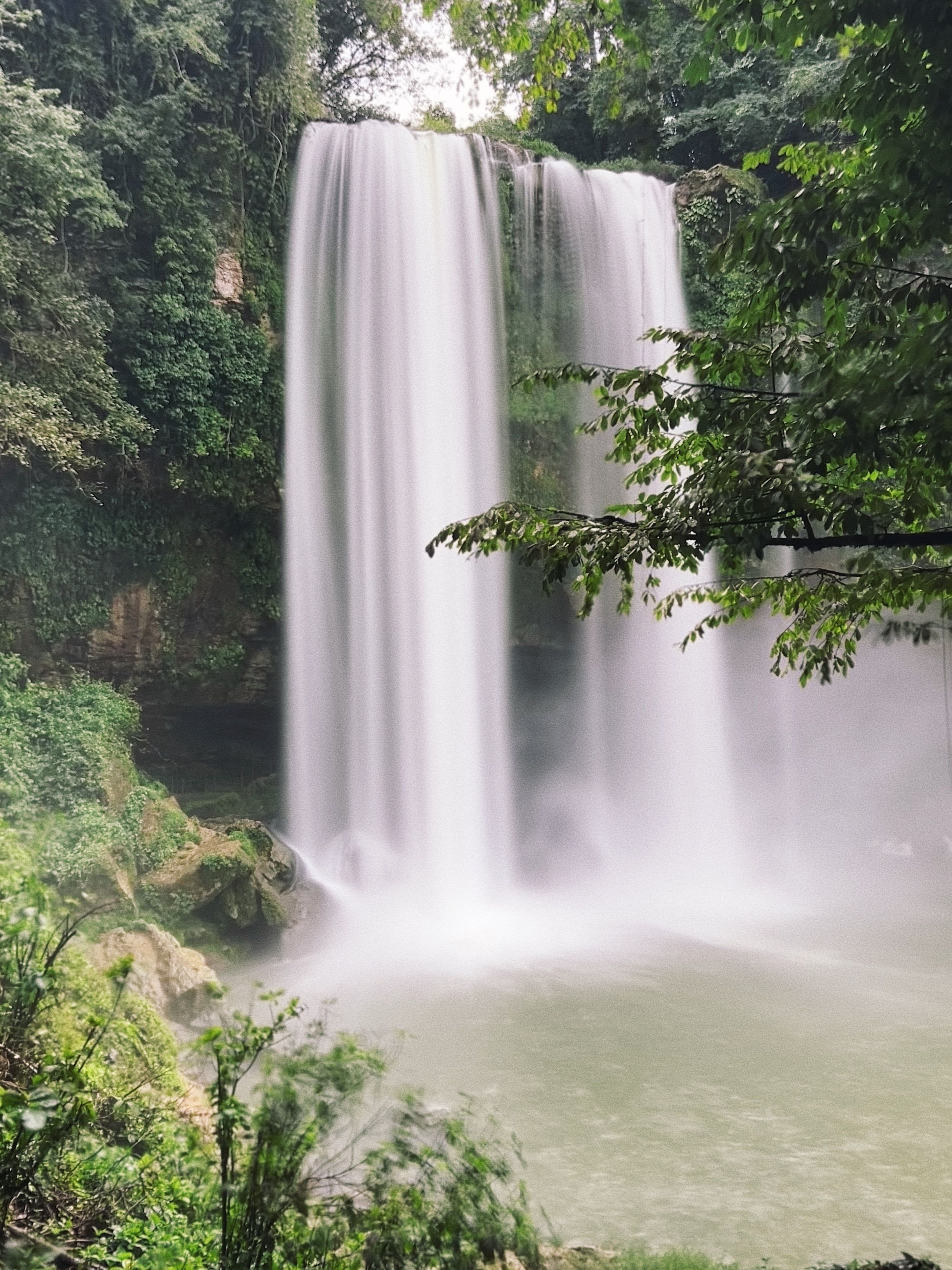 Majestuosa Cascada En La Exuberante Selva Mexicana · Foto de stock gratuita