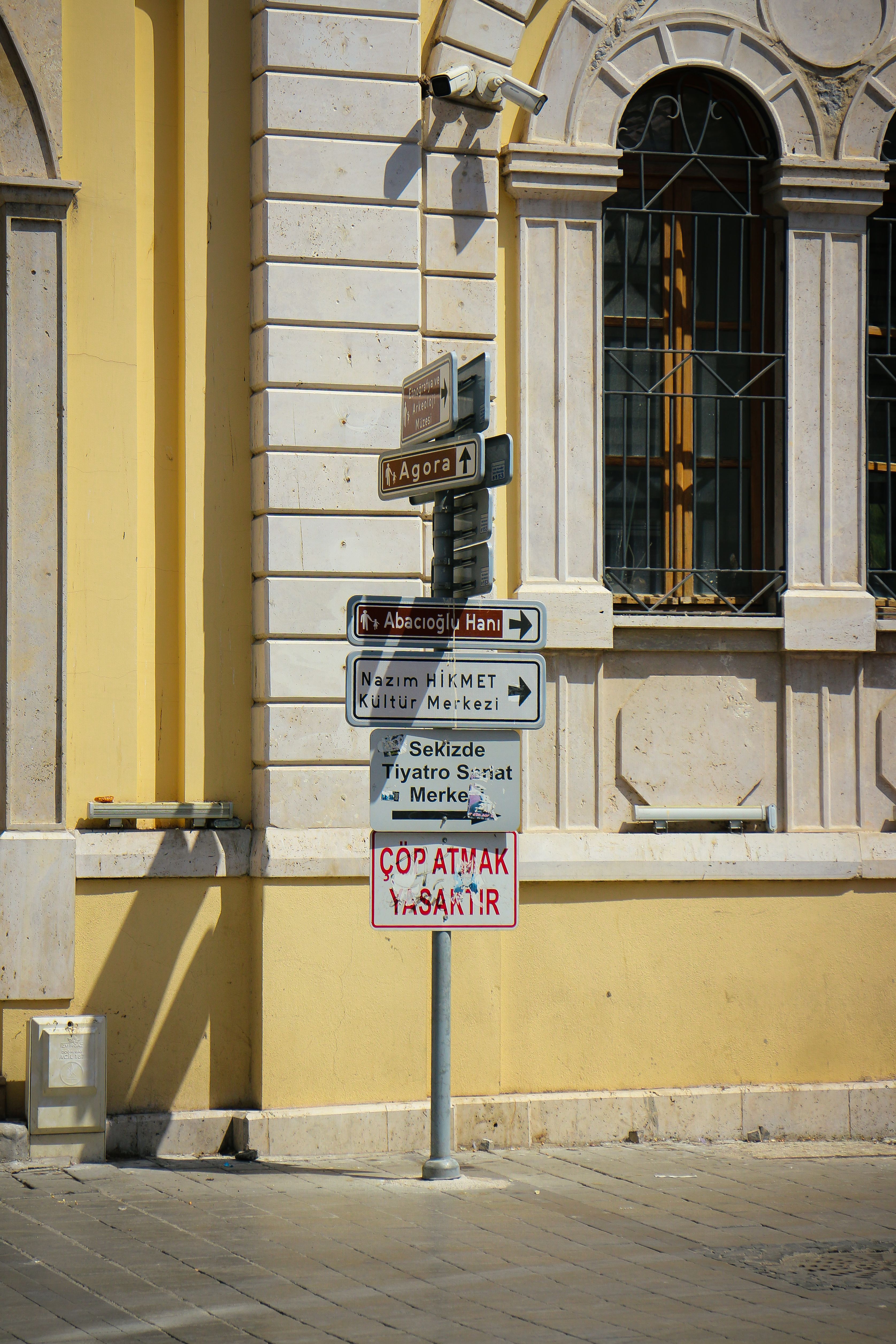 Urban Street Sign in Historic Architecture Setting · Free Stock Photo