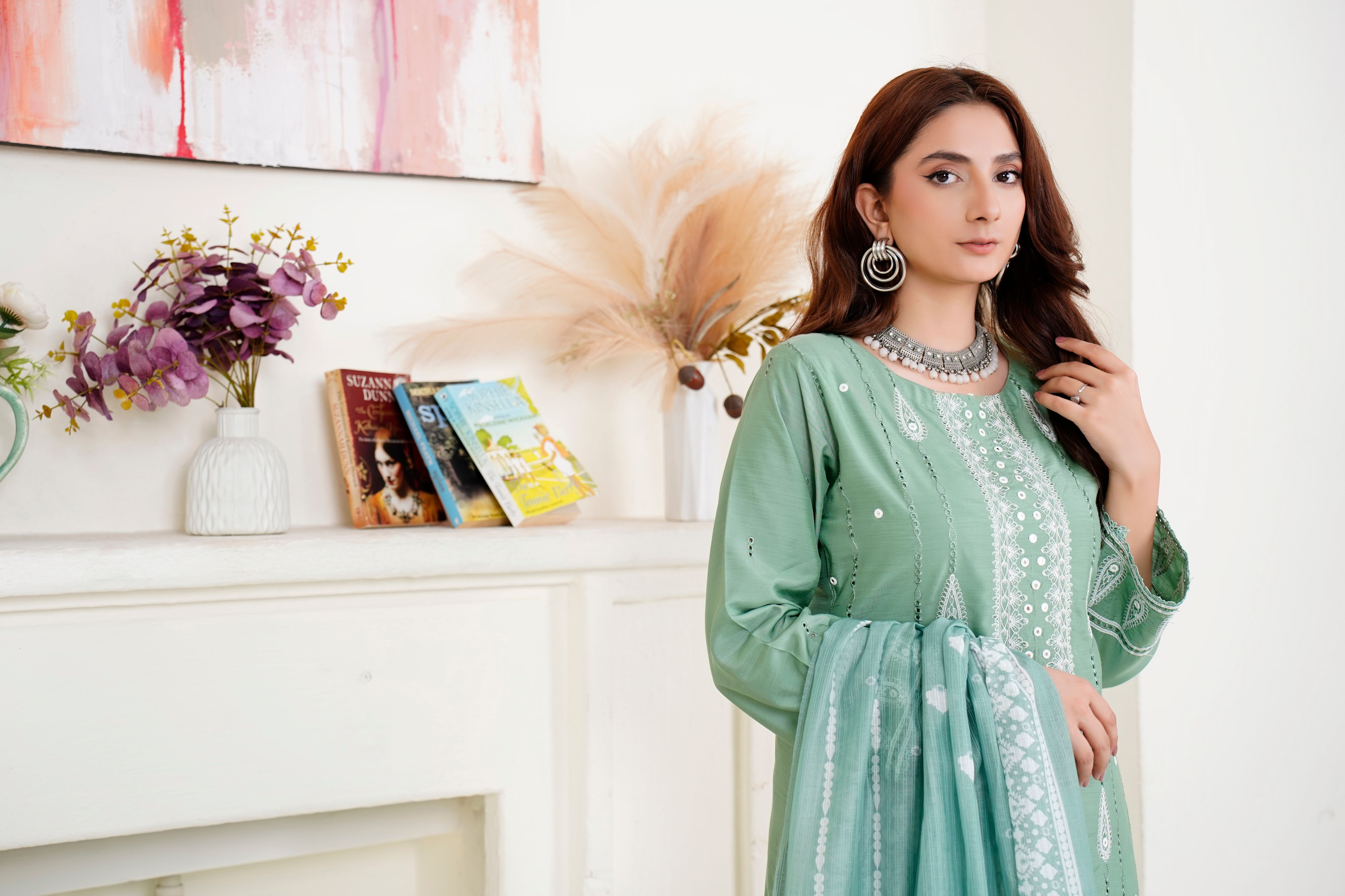 Elegant Pakistani Fashion Model in Traditional Attire · Free Stock Photo