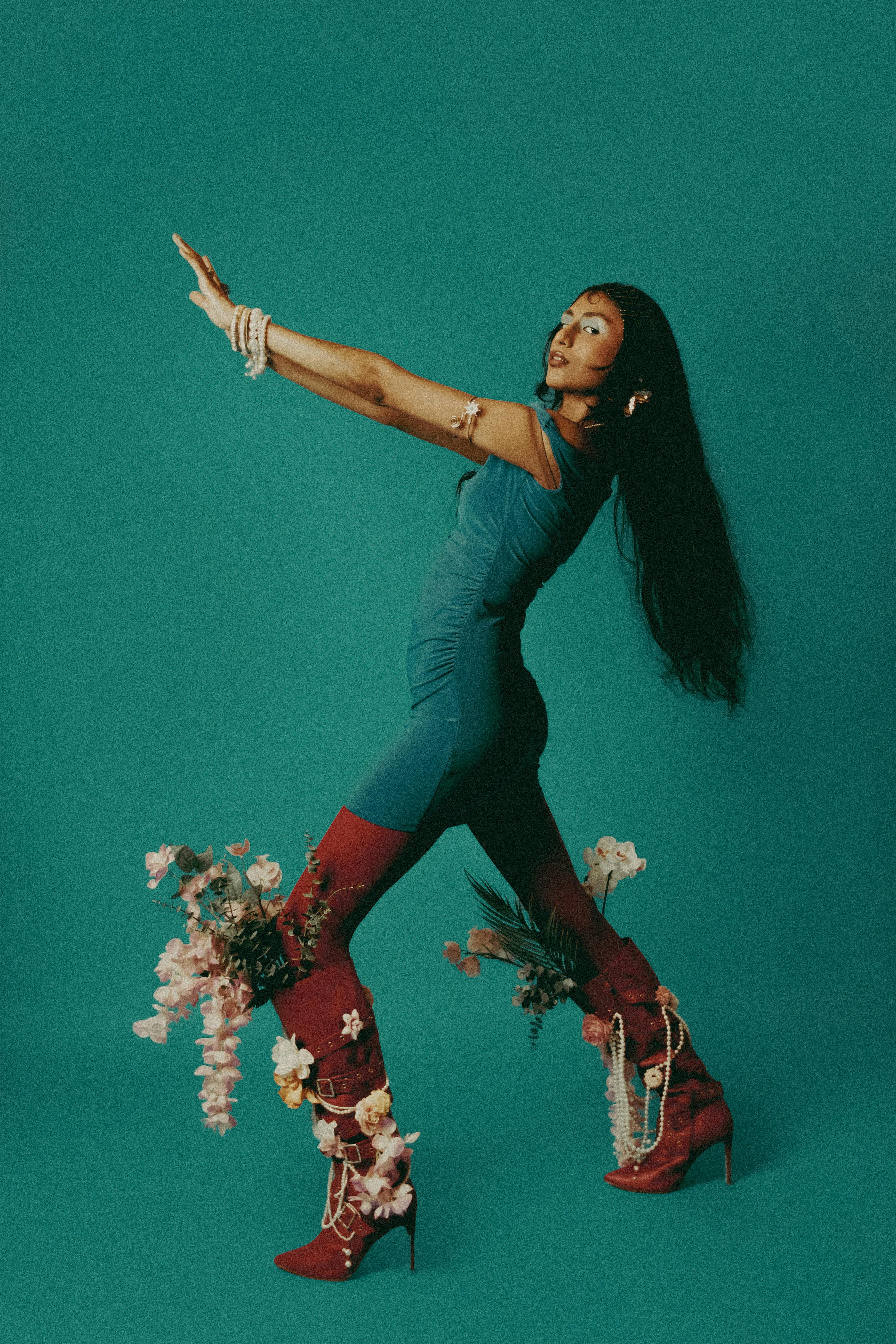 Retrato De Moda Elegante Con Botas Florales · Foto de stock gratuita