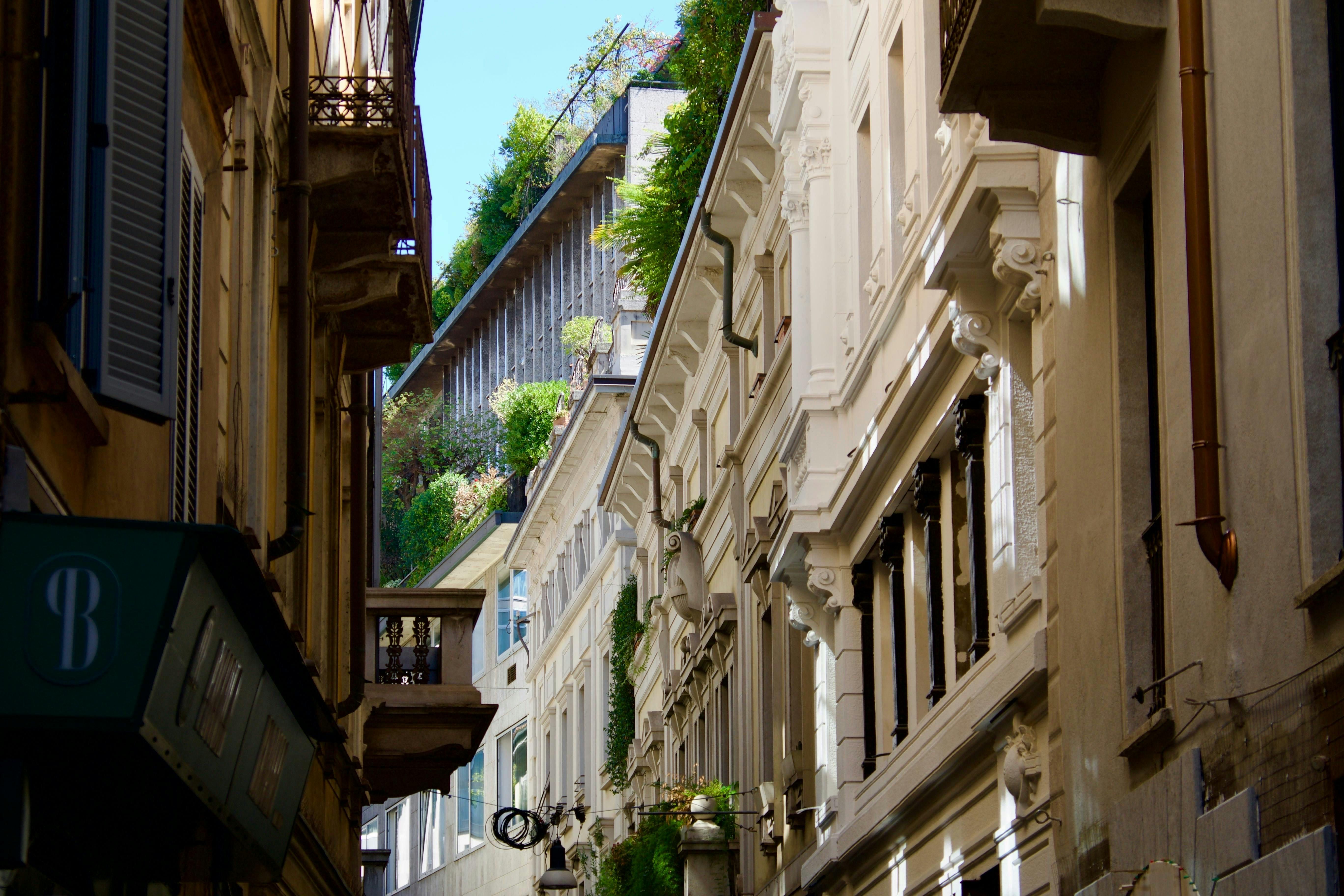 Charming European Alley with Classic Architecture · Free Stock Photo