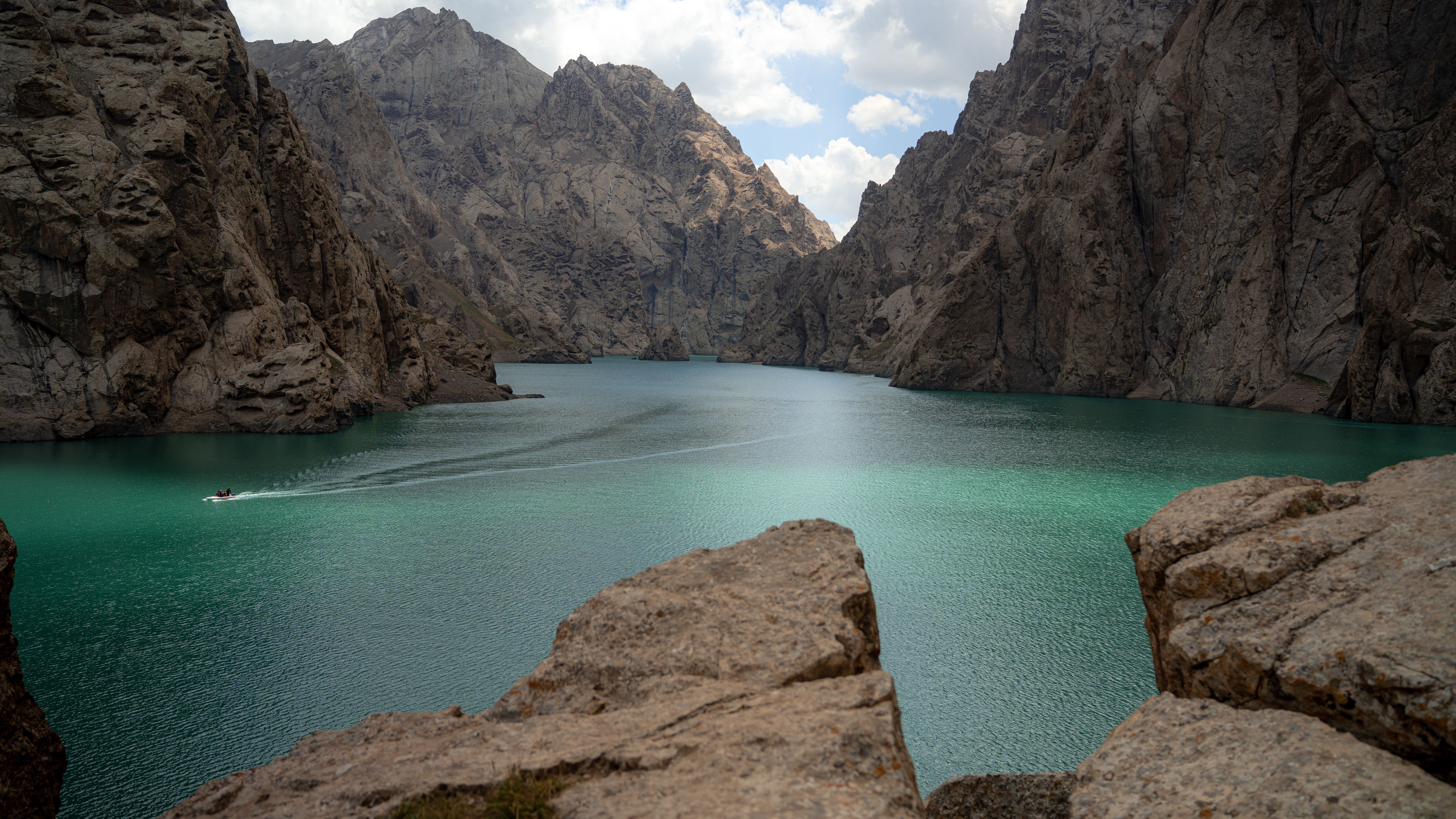 Breathtaking Kel Suu Lake in Kyrgyzstan · Free Stock Photo