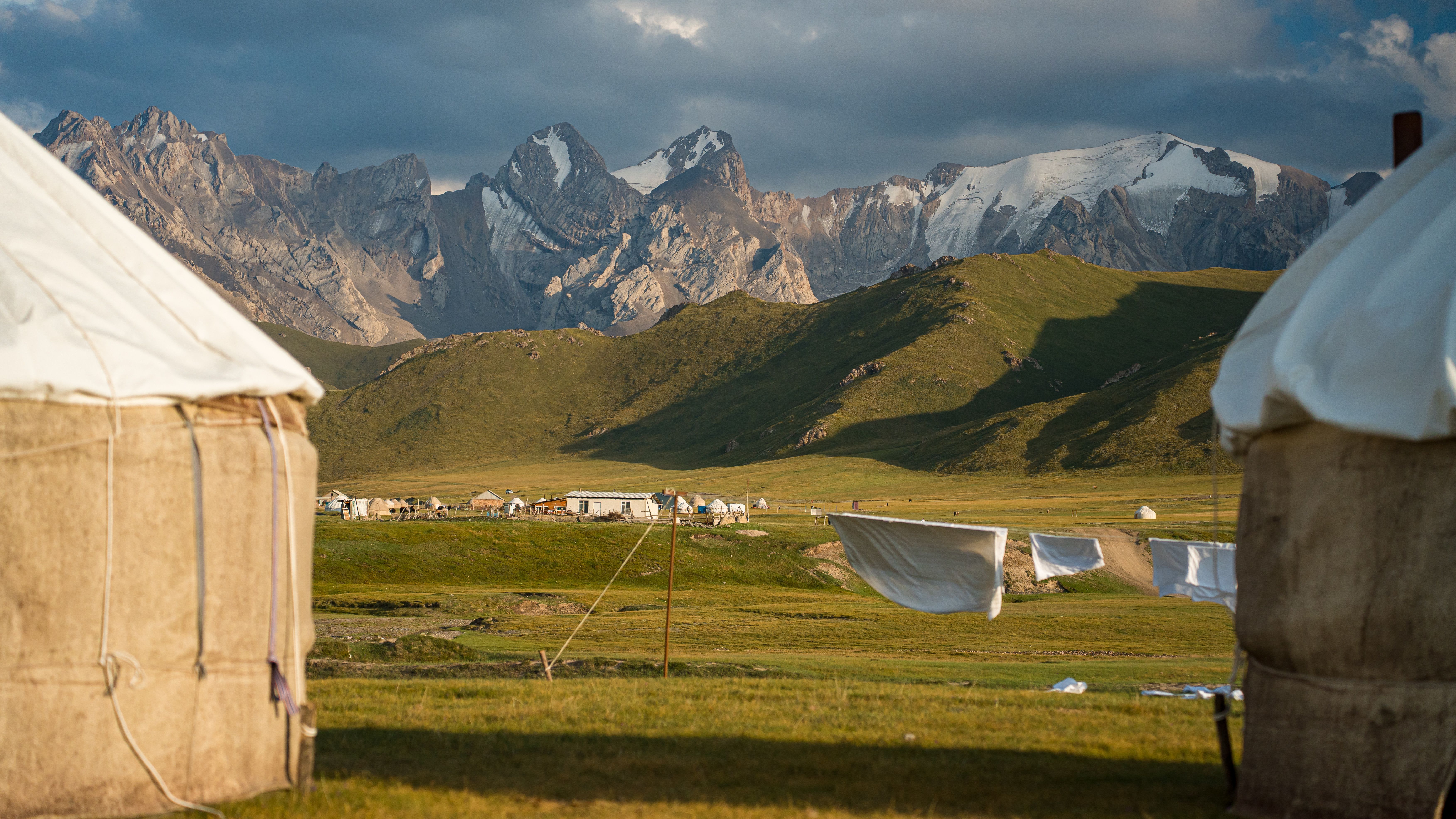 Yurts Tradicionales Con Montañas Nevadas. · Foto de stock gratuita