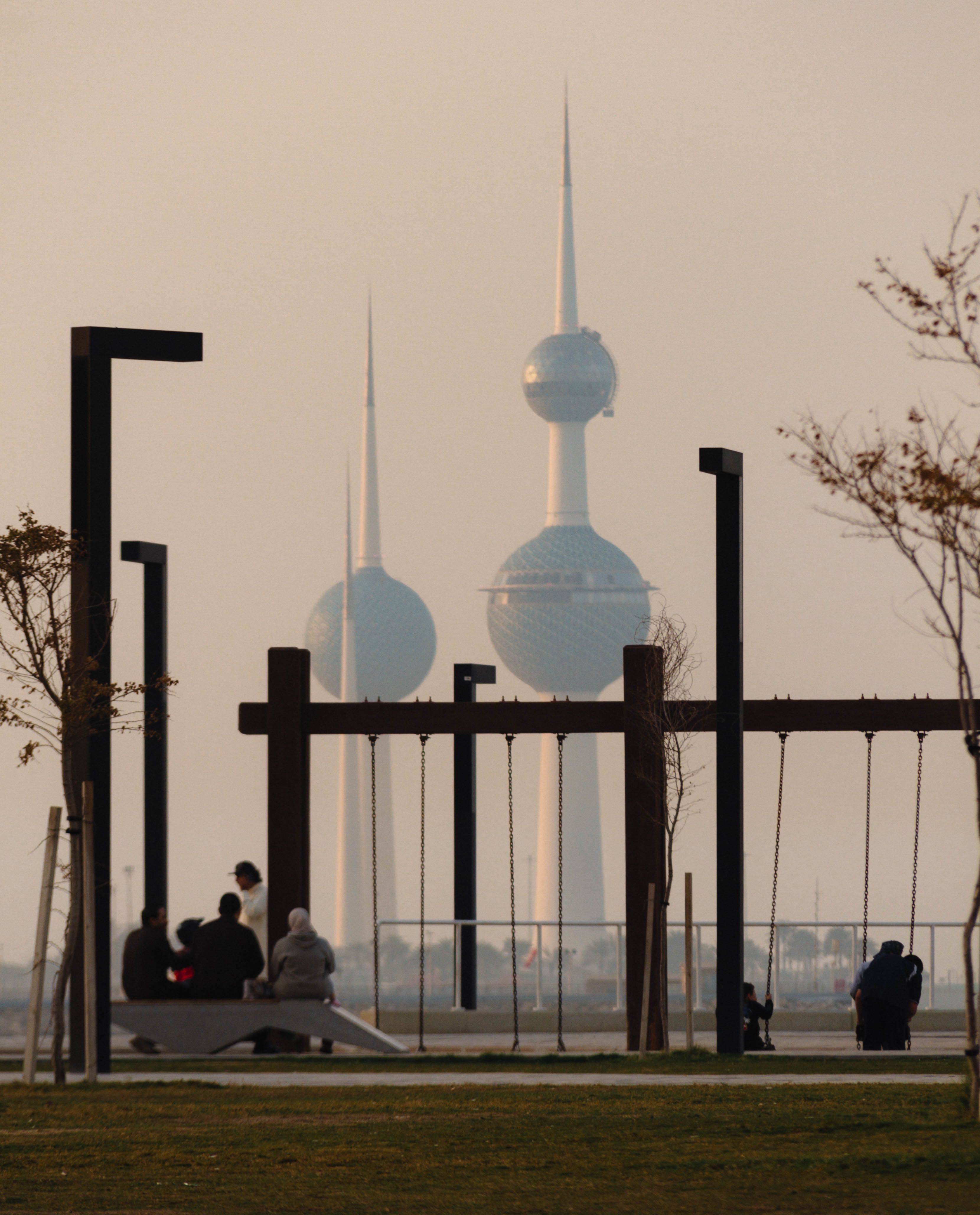Las Torres De Kuwait En Una Atmósfera Matutina De Niebla · Foto de ...