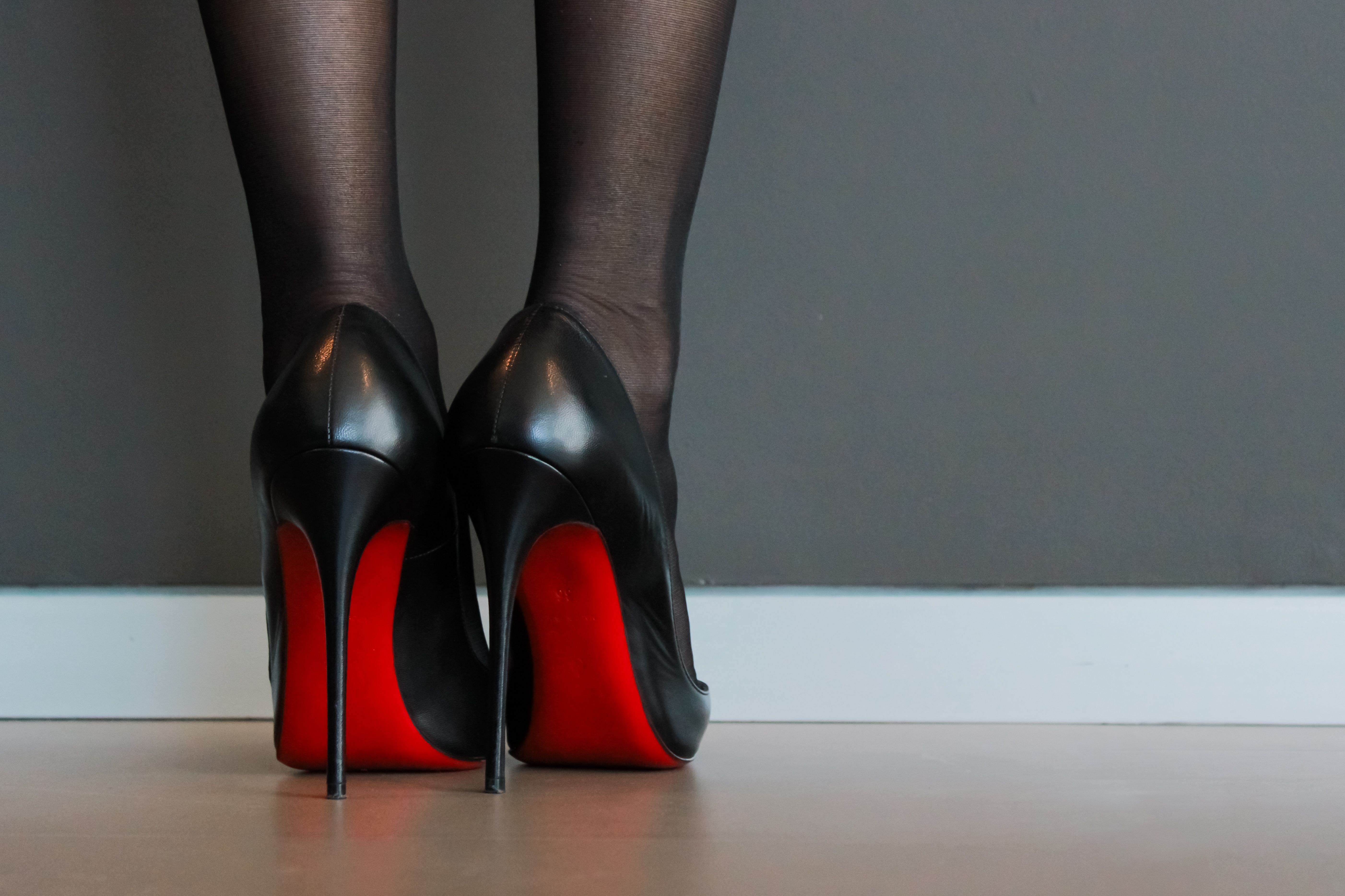 Eleganti Tacchi Alti Neri Con Iconiche Suole Rosse · Immagine gratuita