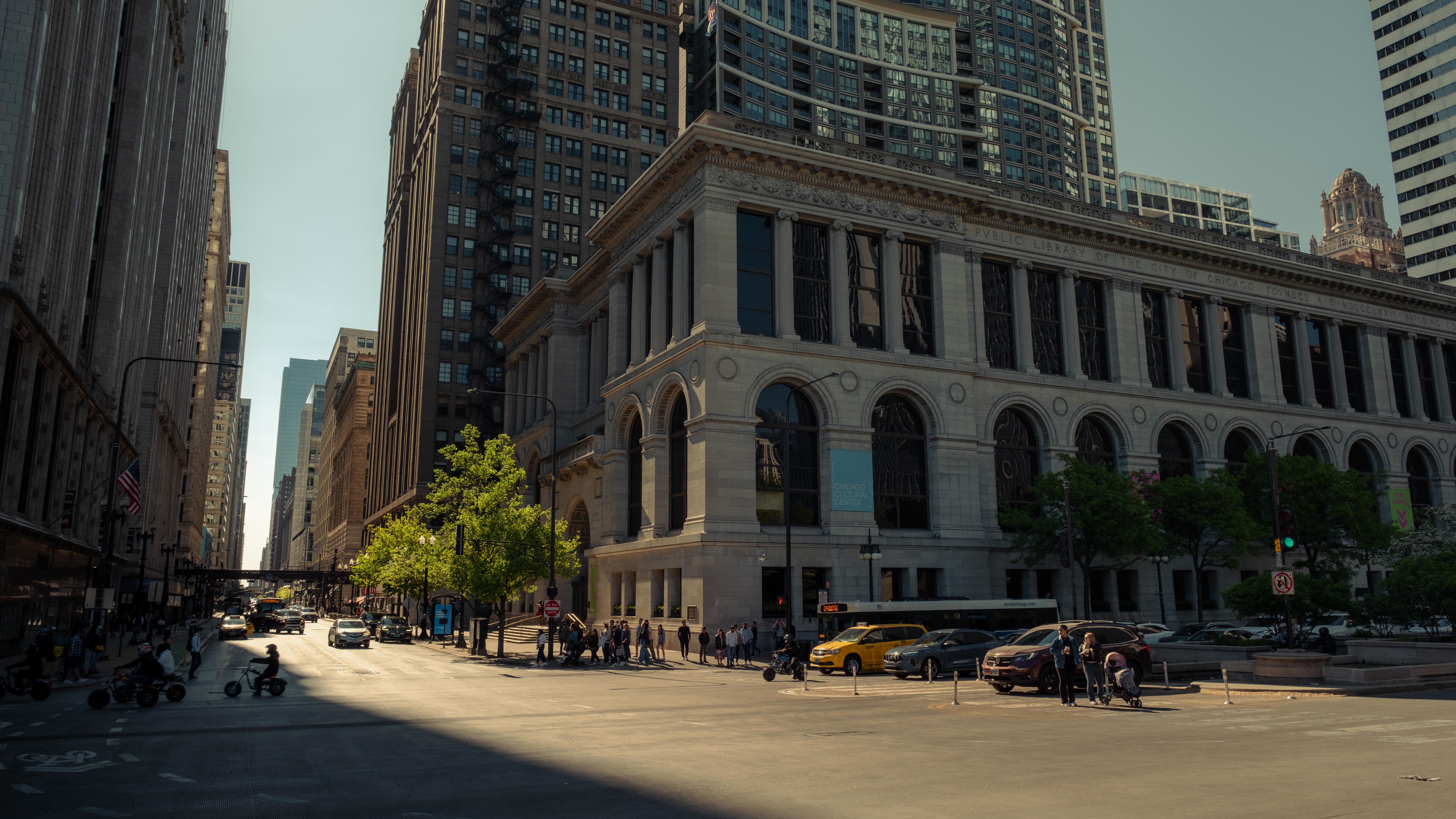 Urban Scene at Intersection in Downtown Chicago · Free Stock Photo
