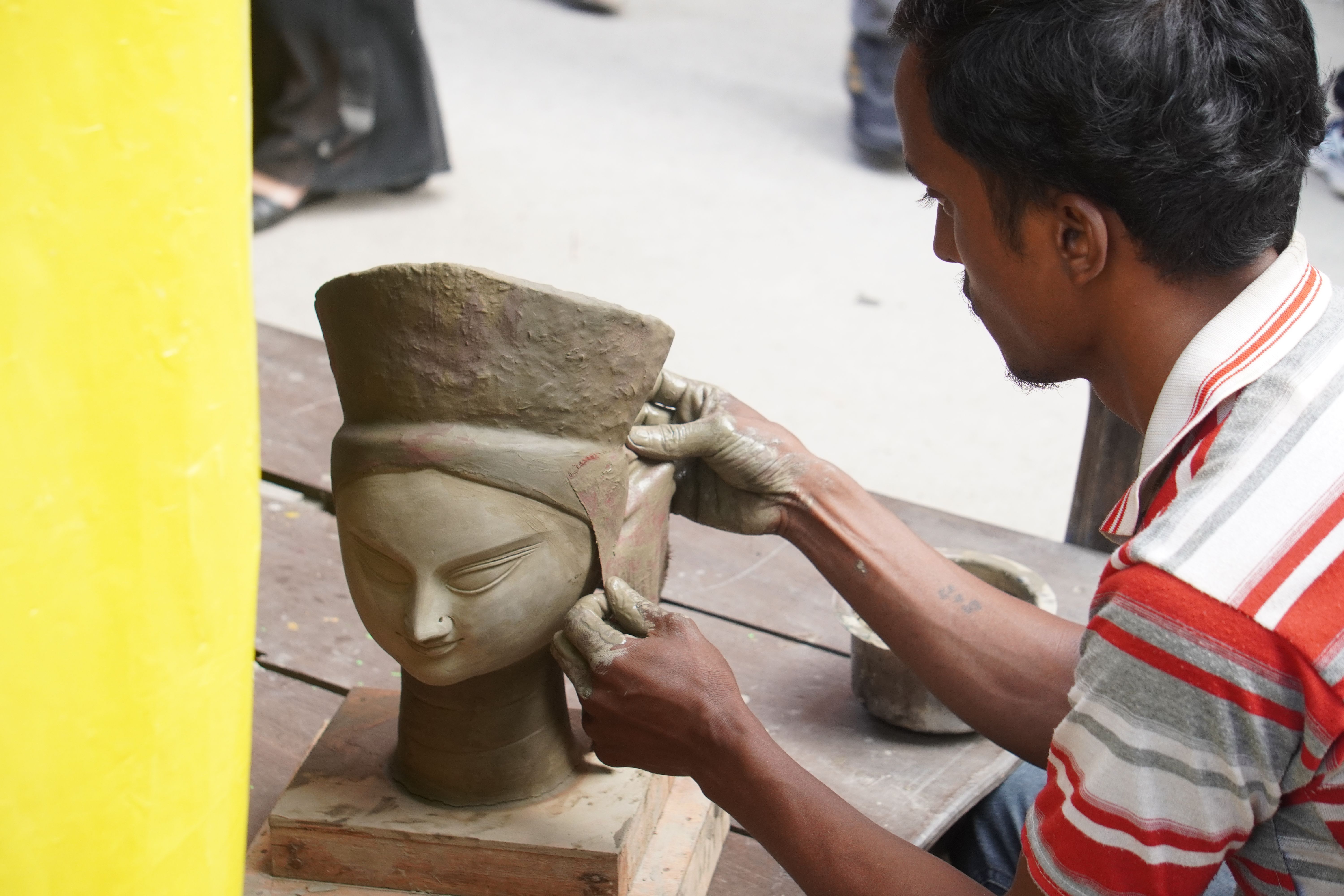 Artisan sculpting traditional idol in Kolkata · Free Stock Photo