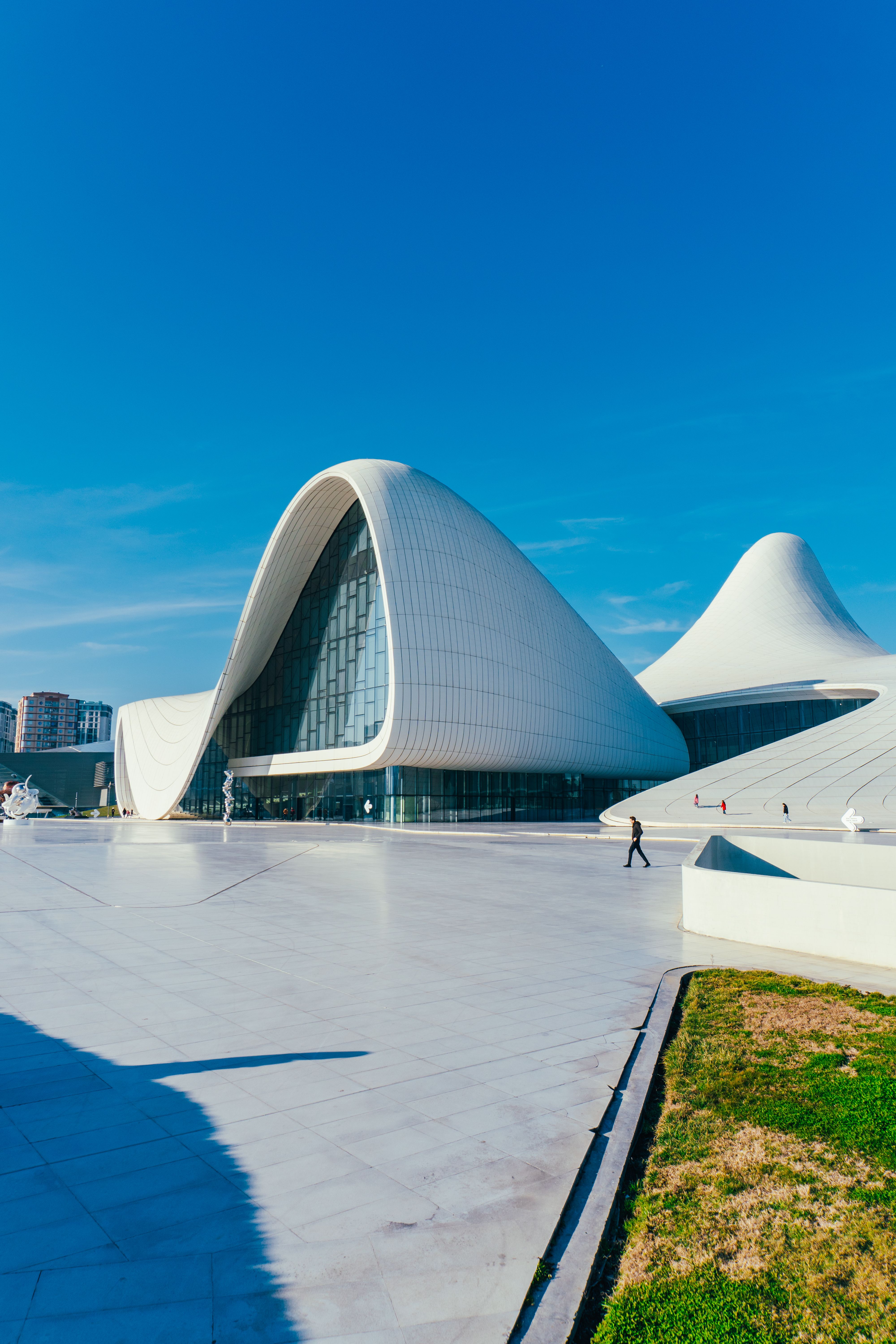 Heydar Aliyev Center in Baku under a Clear Sky · Free Stock Photo
