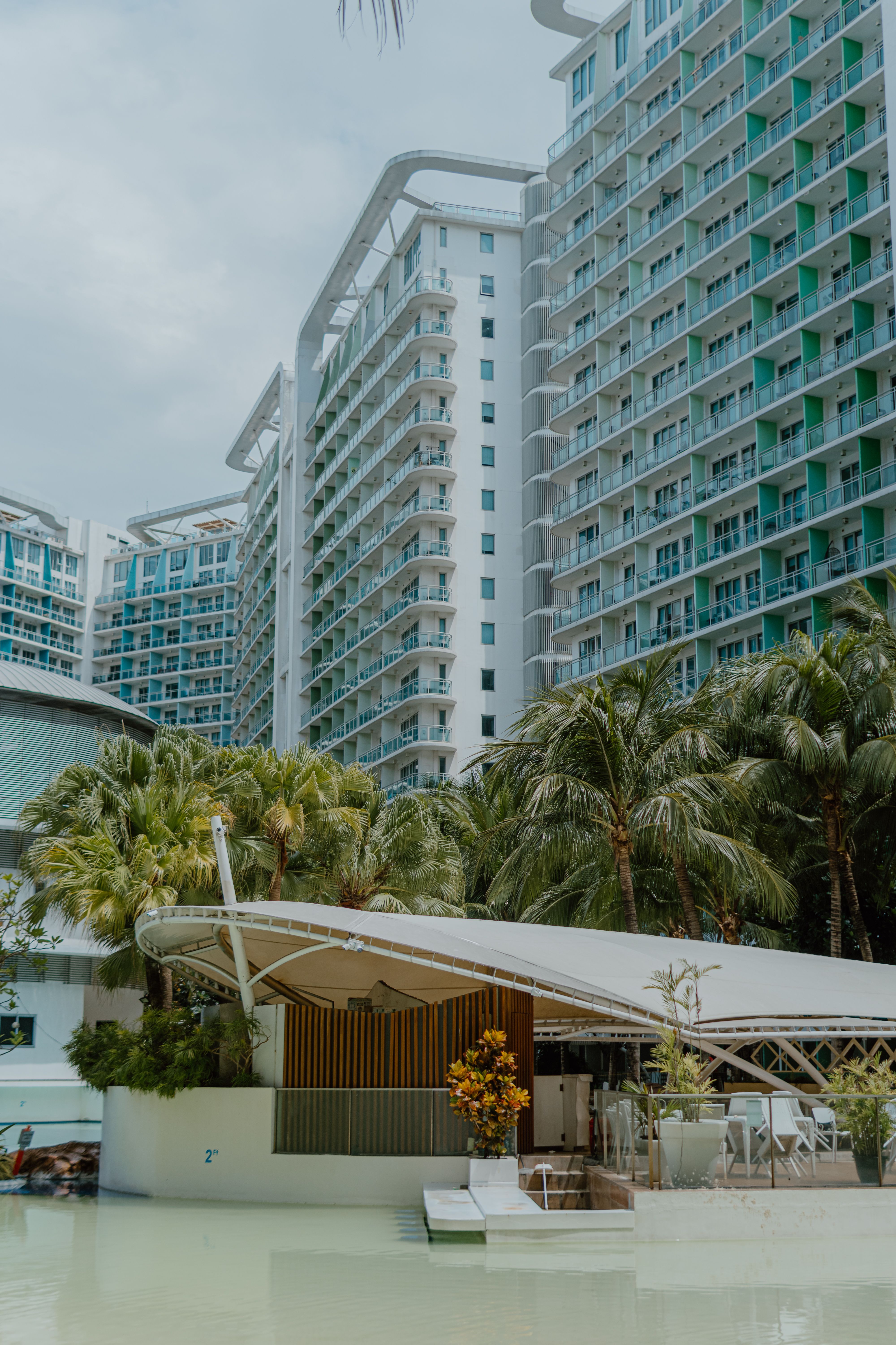 Modern Tropical Resort with Poolside Architecture · Free Stock Photo