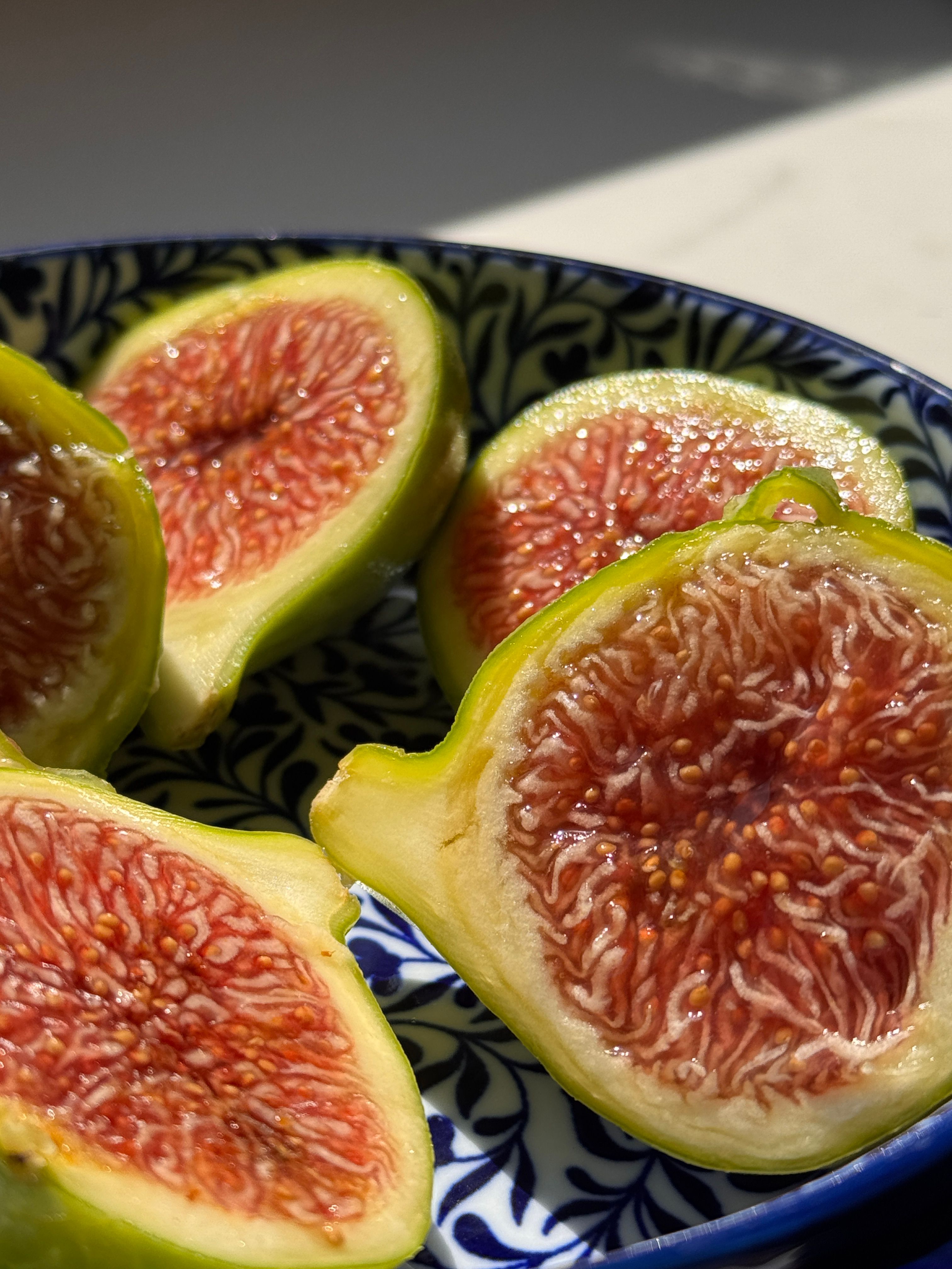 Close-up of Fresh Sliced Figs on Patterned Plate · Free Stock Photo
