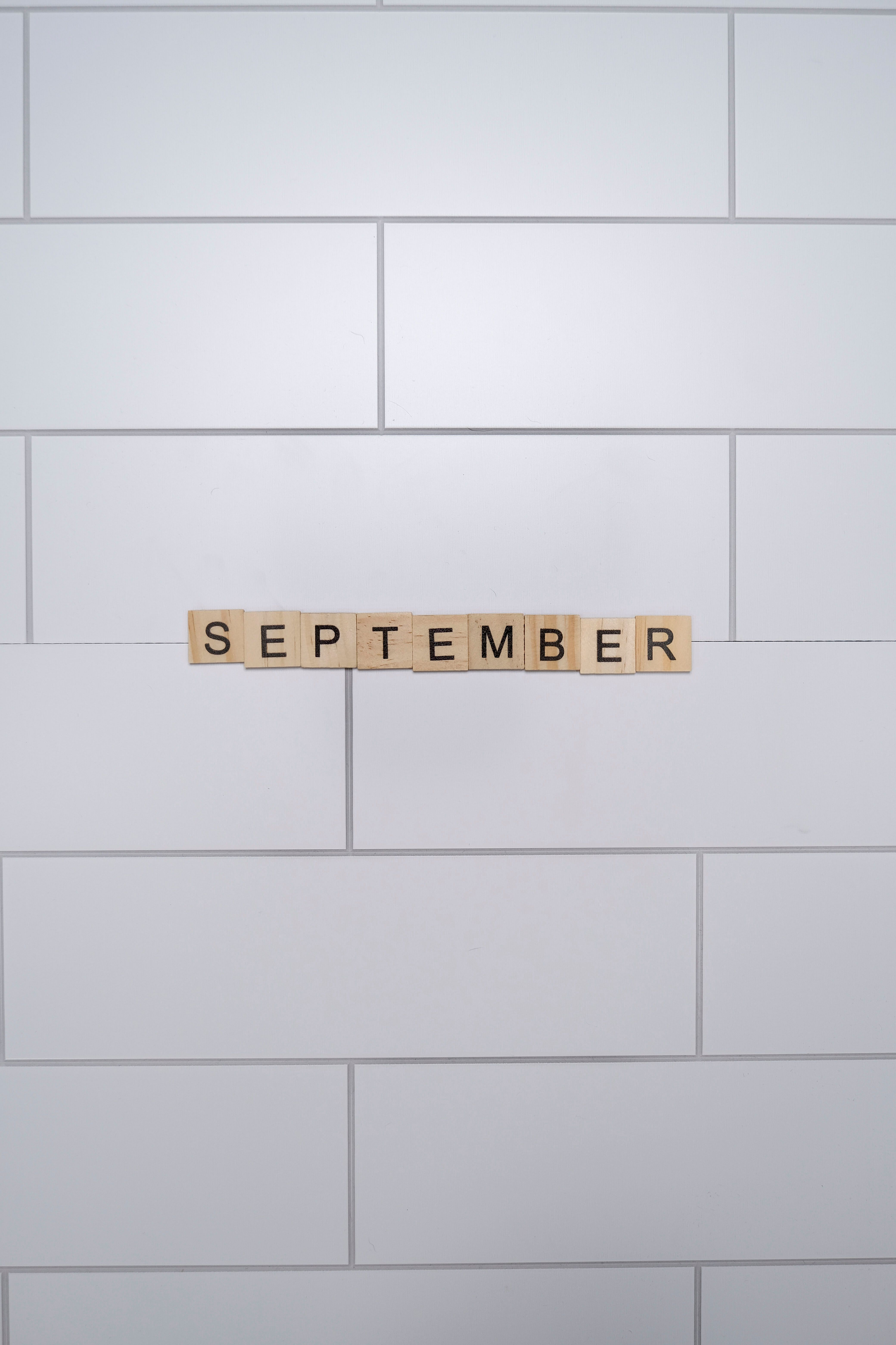 Fichas De Scrabble Que Deletrean Septiembre En Blanco · Foto de stock ...