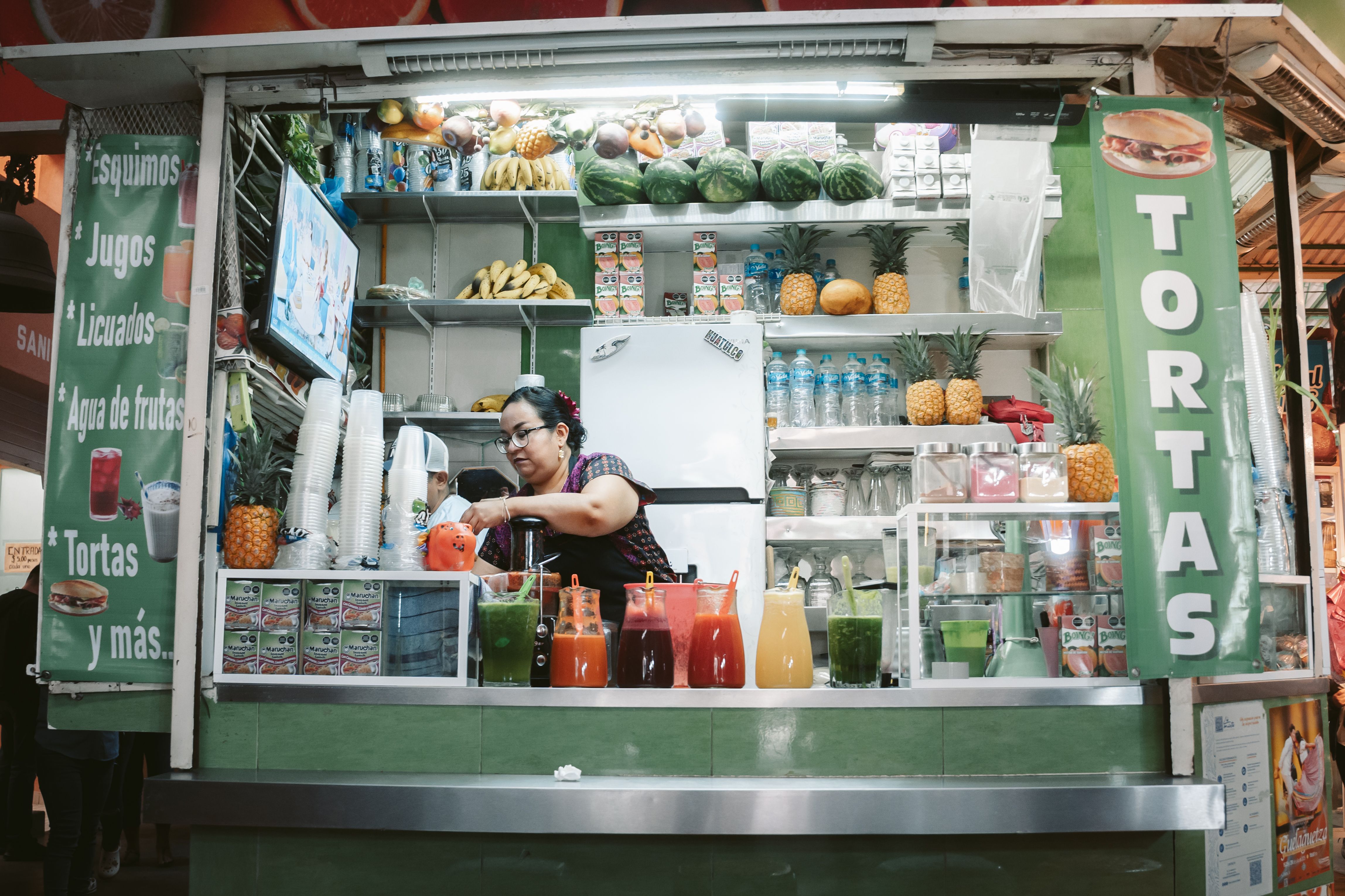 Stand De Jus Animé Au Marché D'oaxaca De Juárez · Photo gratuite