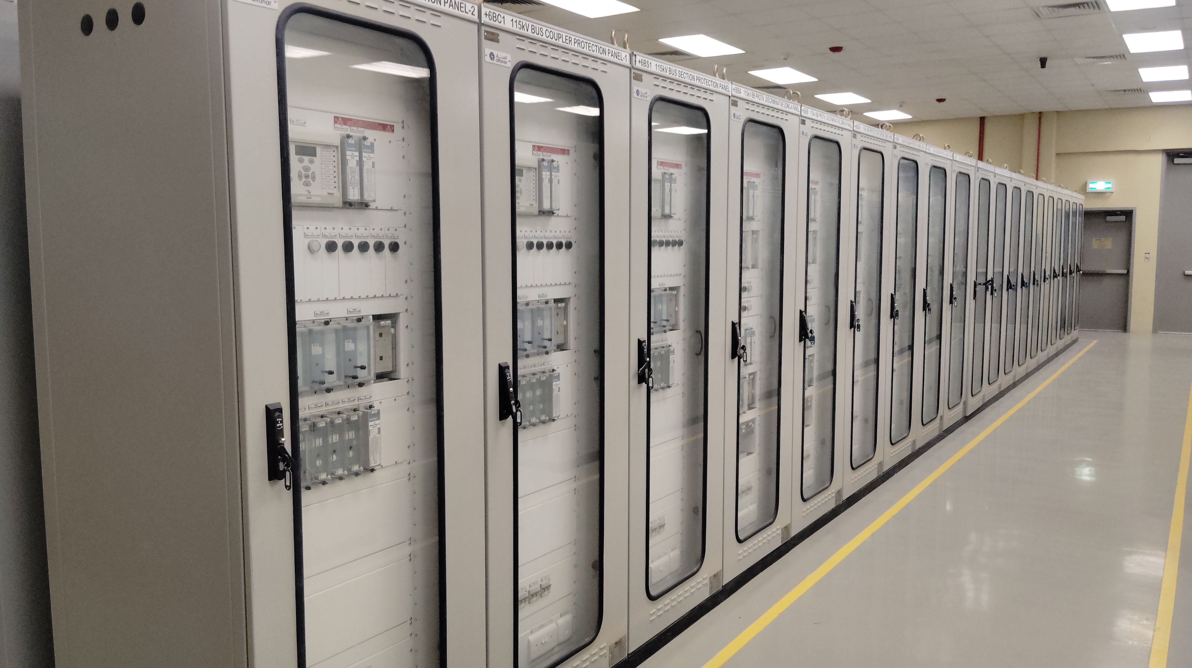 Sala De Paneles De Control Y Relés En Subestación Eléctrica · Foto de ...