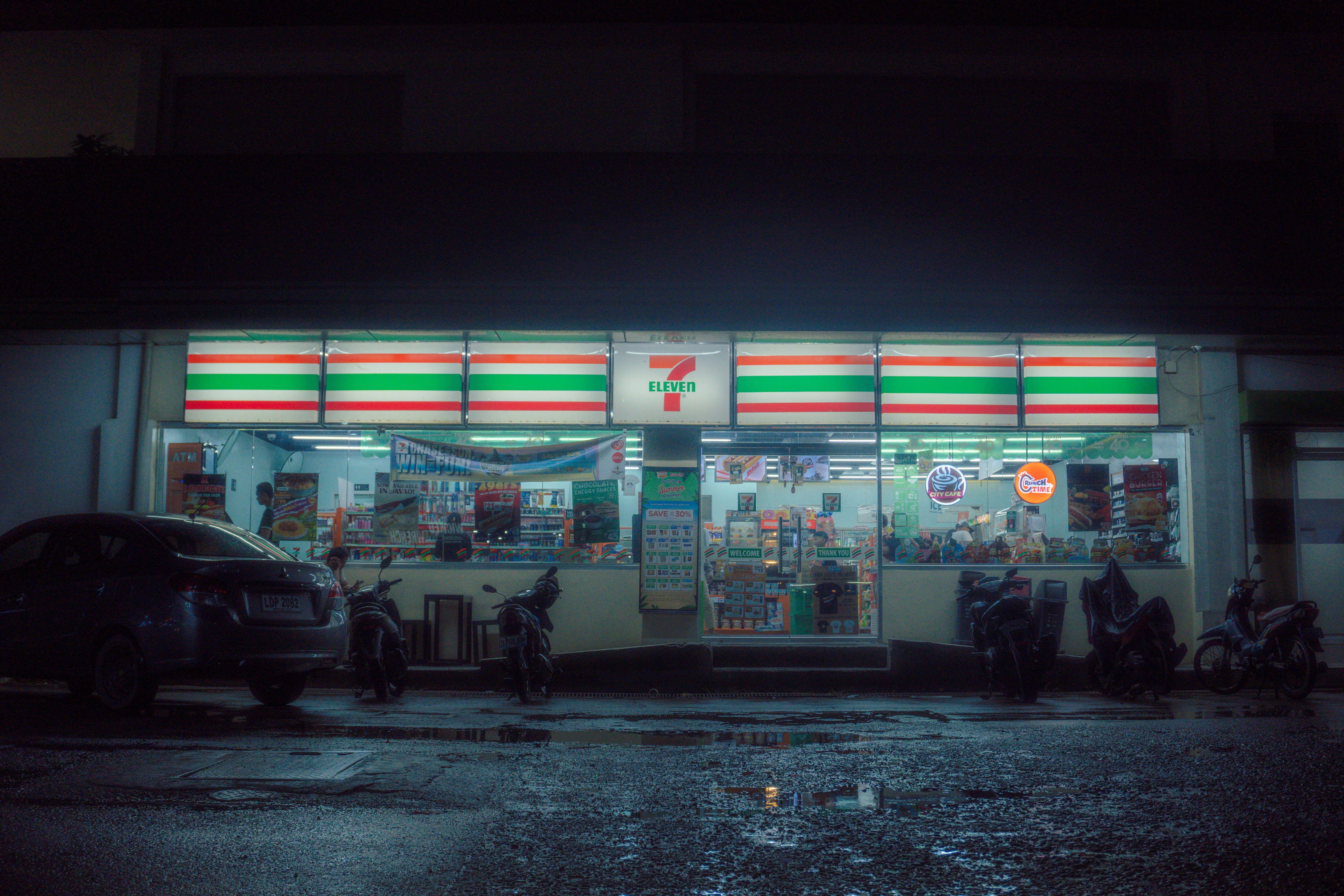Night View of Convenience Store Exterior · Free Stock Photo
