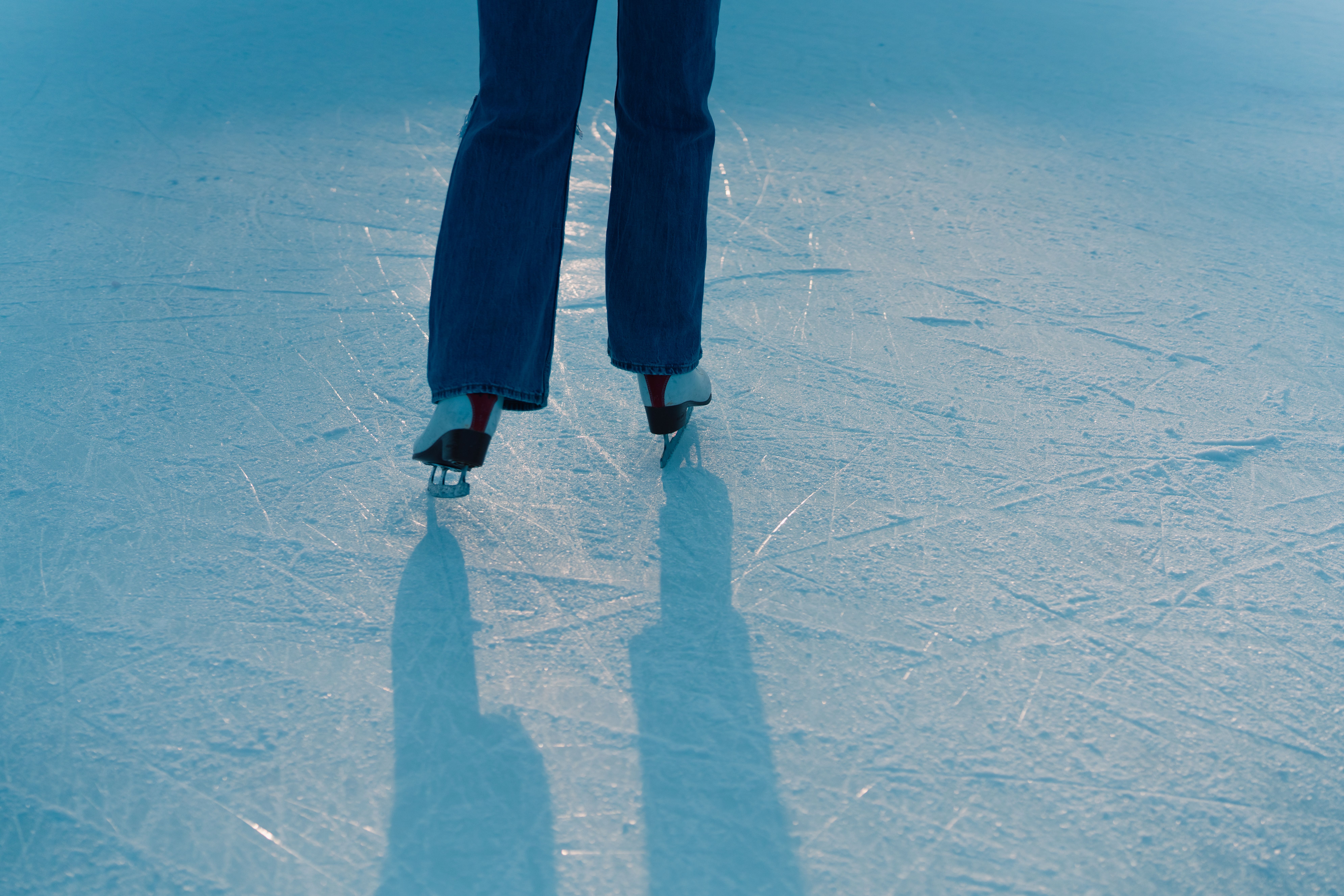 Persona Patinando Sobre Hielo En Una Pista De Hielo Congelada · Foto de ...
