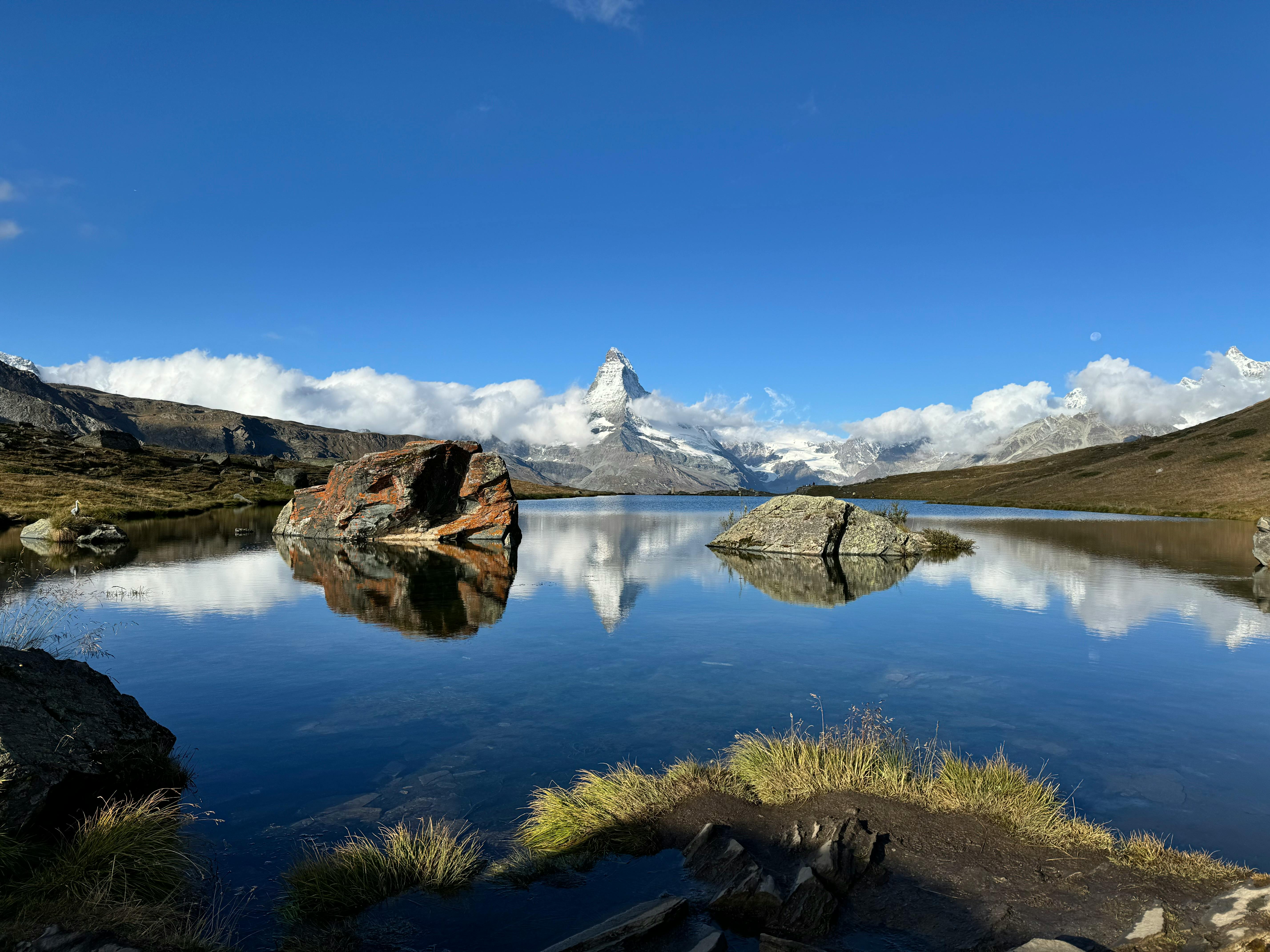 Vista Deslumbrante Do Matterhorn E Do Reflexo No Lago Alpino. · Foto ...