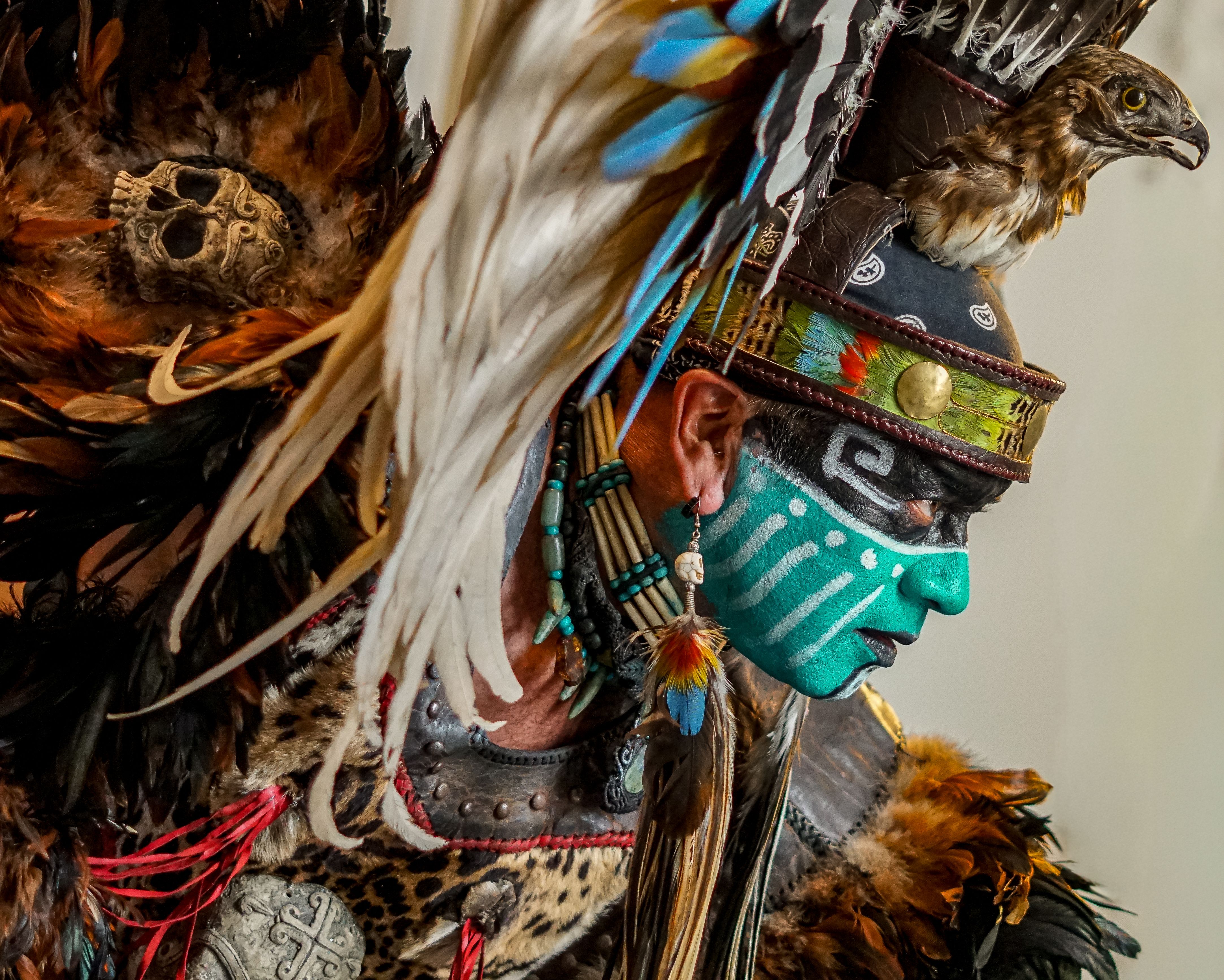 Vibrante Guerrero Azteca Con Atuendo Tradicional · Foto de stock gratuita