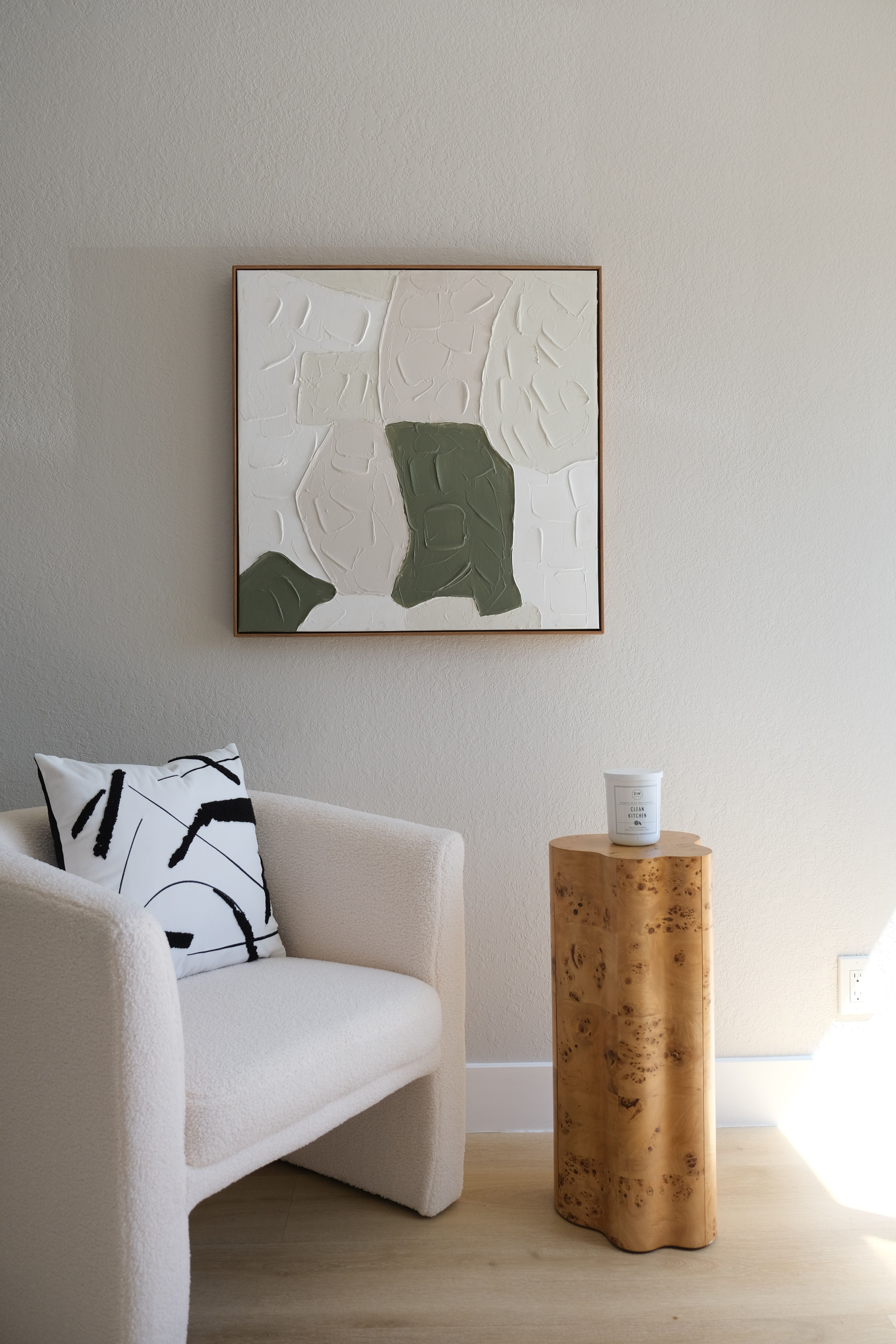 Modern Minimalist Interior with Abstract Art Decor · Free Stock Photo