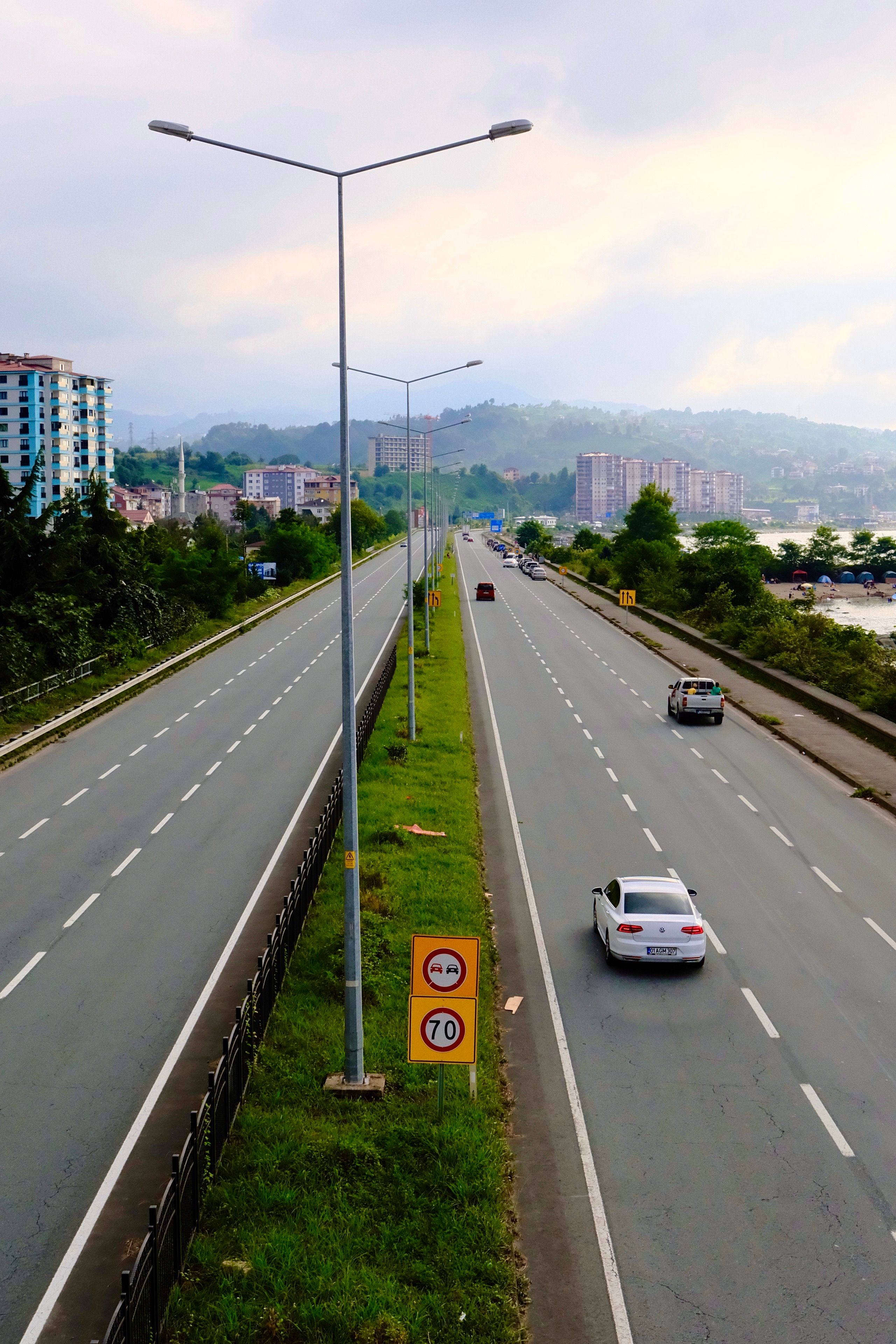 Empty highway with light traffic in scenic landscape · Free Stock Photo
