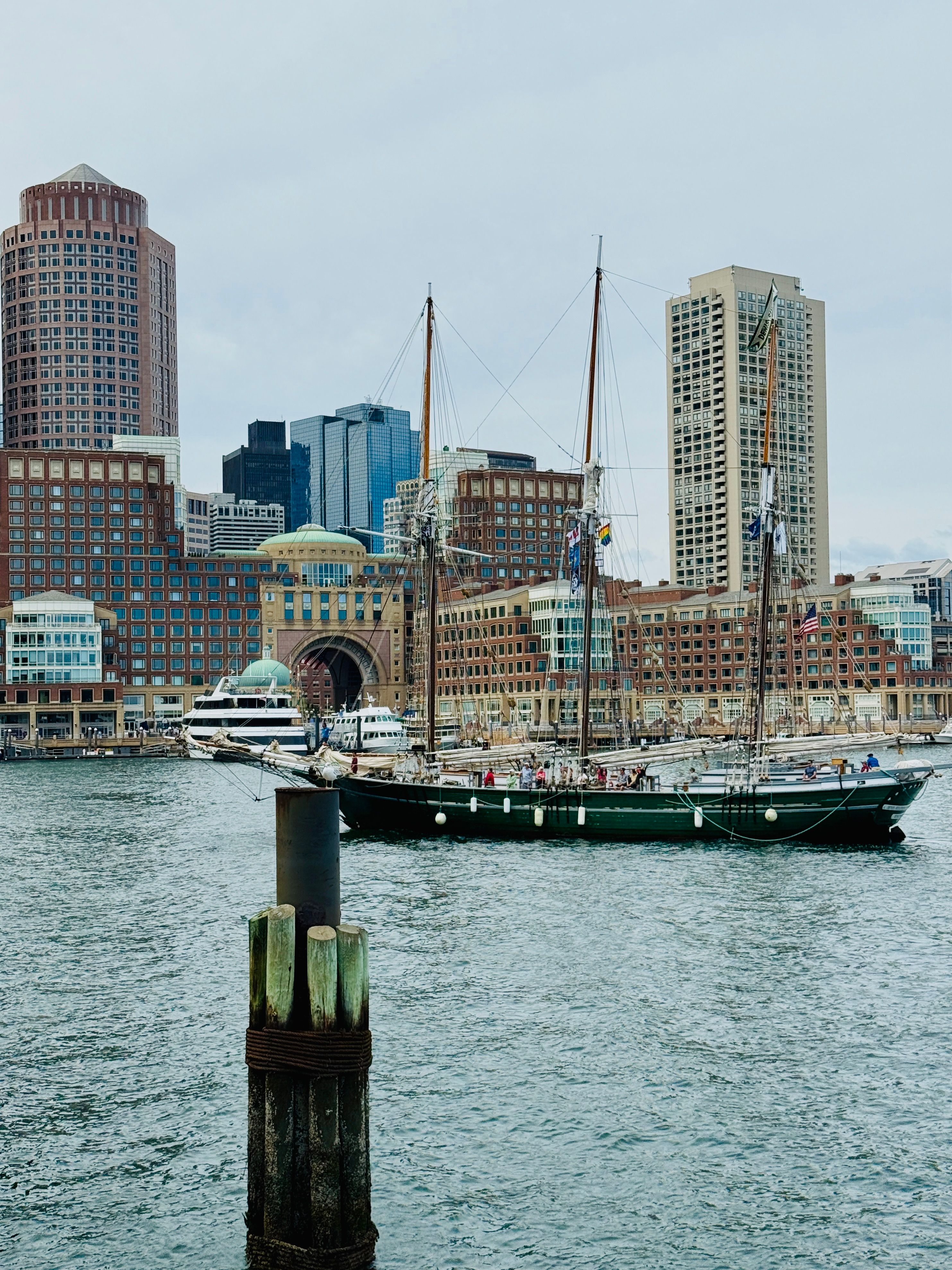 Sailboat and Skyline: Boston's Scenic Harbor View · Free Stock Photo