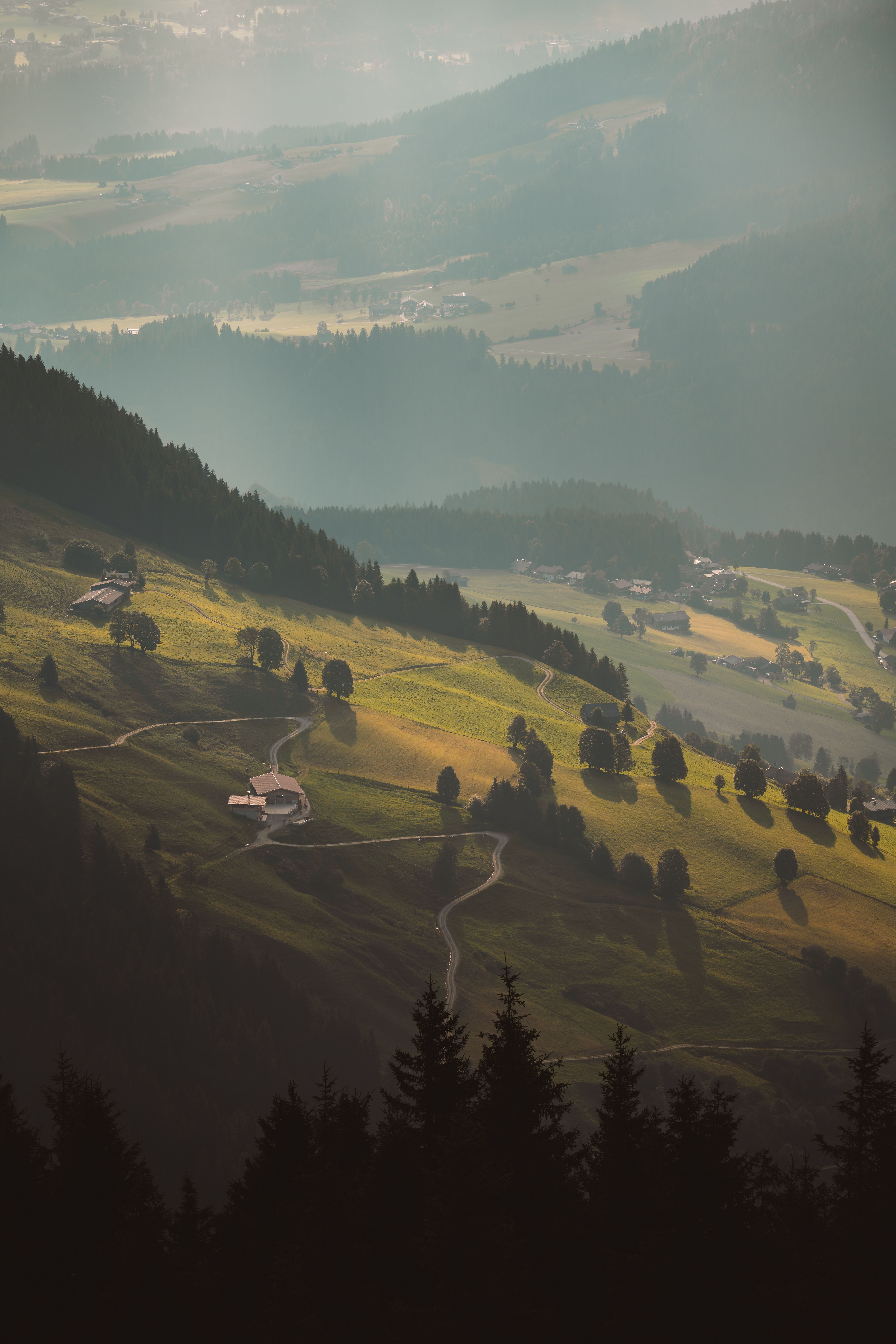 Scenic Alpine Valley in Morning Light · Free Stock Photo
